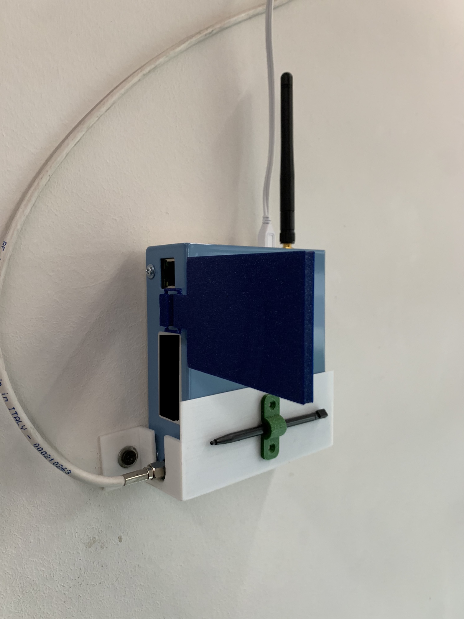 Flight feeder wall mount and screen by Sempervis | Download free STL ...
