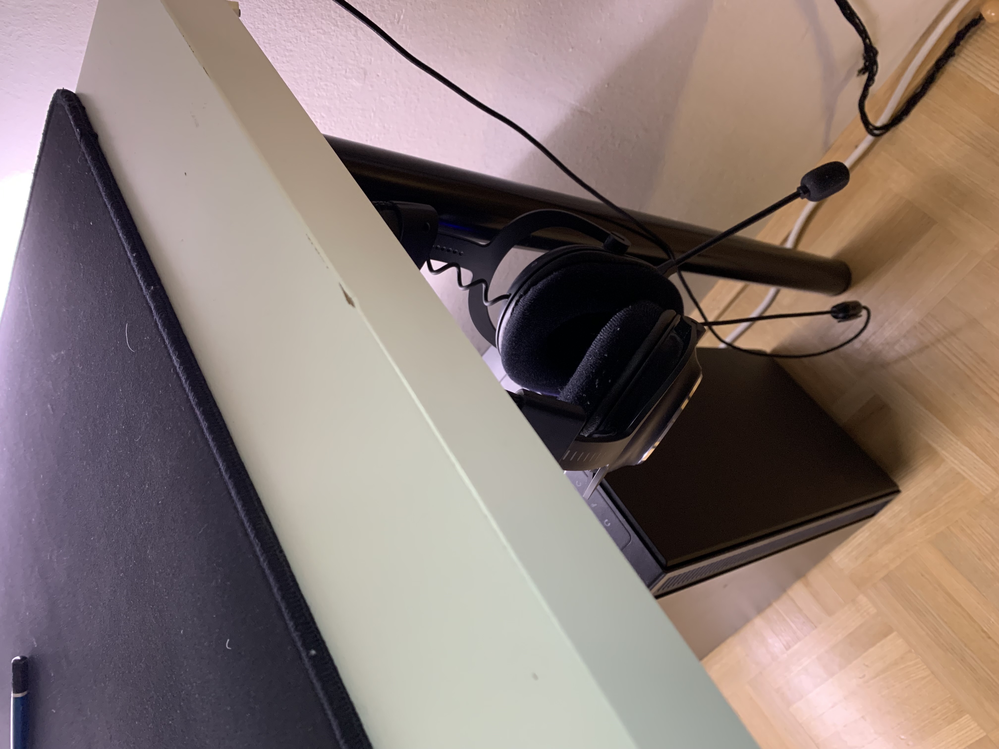 Headphone mount for table by pixelpinguin | Download free STL model ...