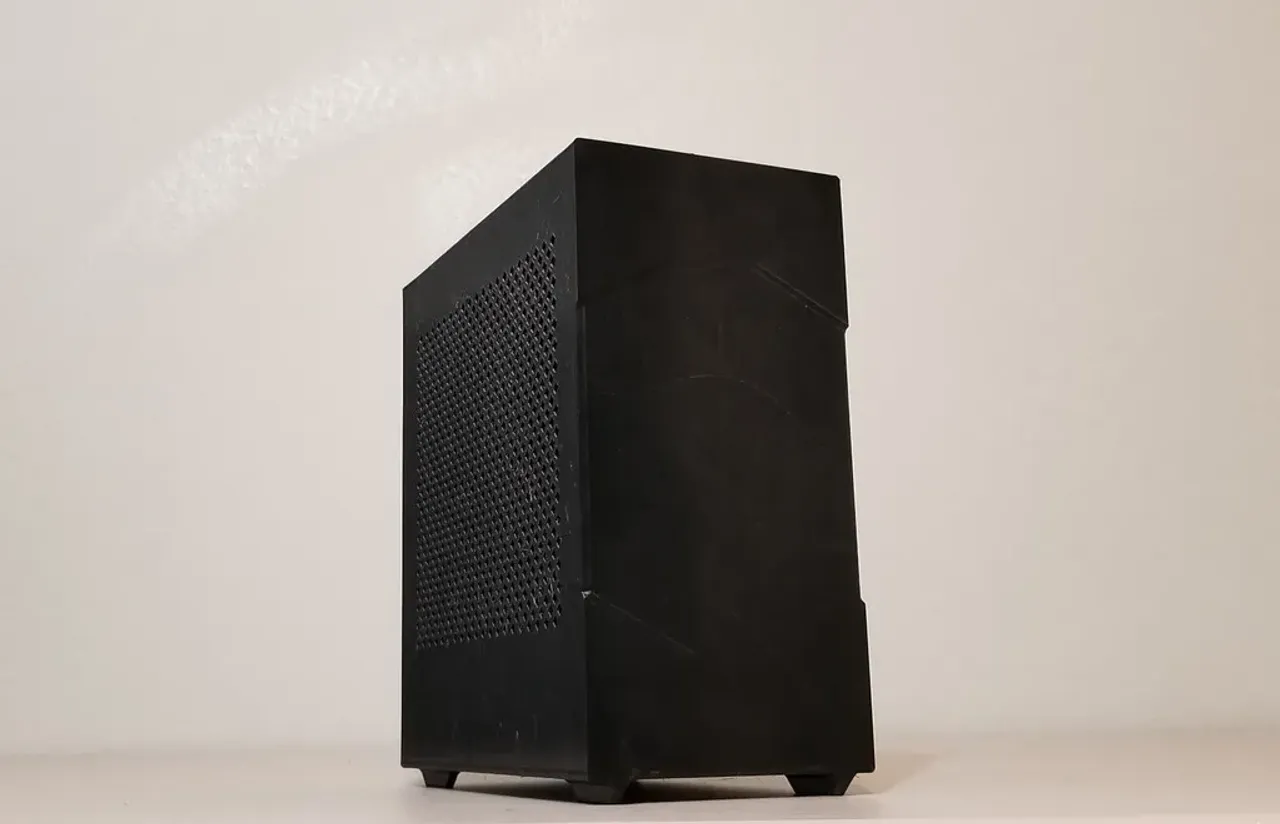 4.7L Mini ITX case, easily printable (2 major pieces), sandwich layout ...