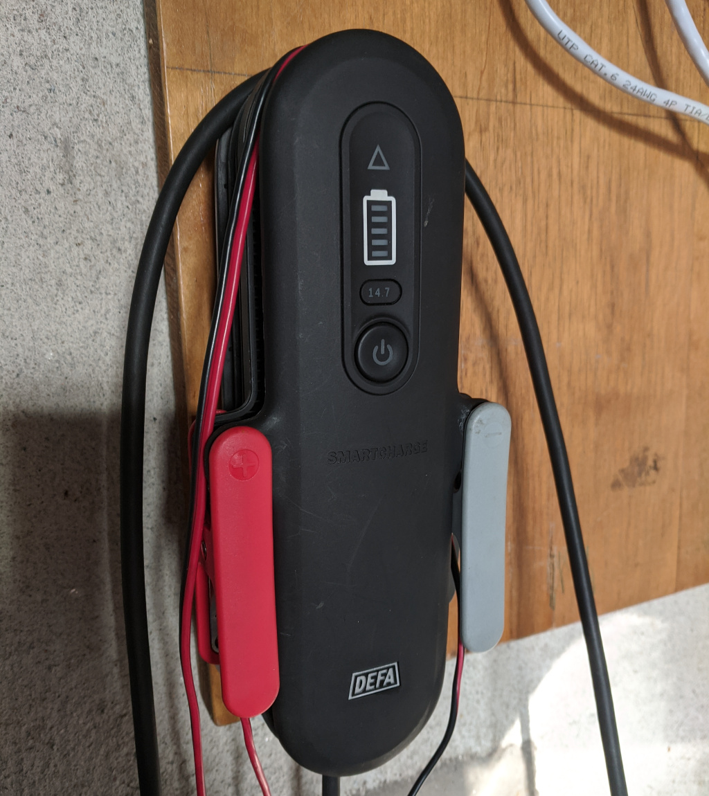 Wall mount for DEFA battery charger by ÖE | Download free STL model ...