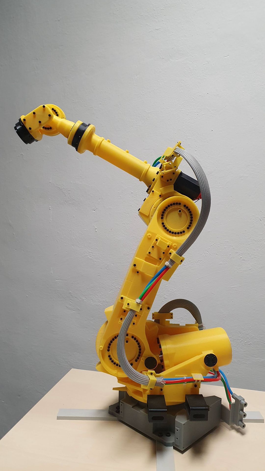 Robot Fanuc r-2000ib/210f (scale 1:5) par Ladislav Vychodil ...