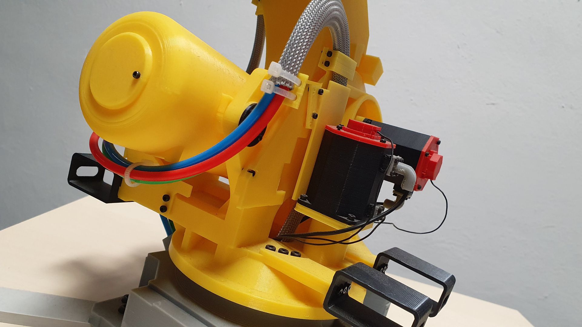 Robot Fanuc r-2000ib/210f (scale 1:5) par Ladislav Vychodil ...