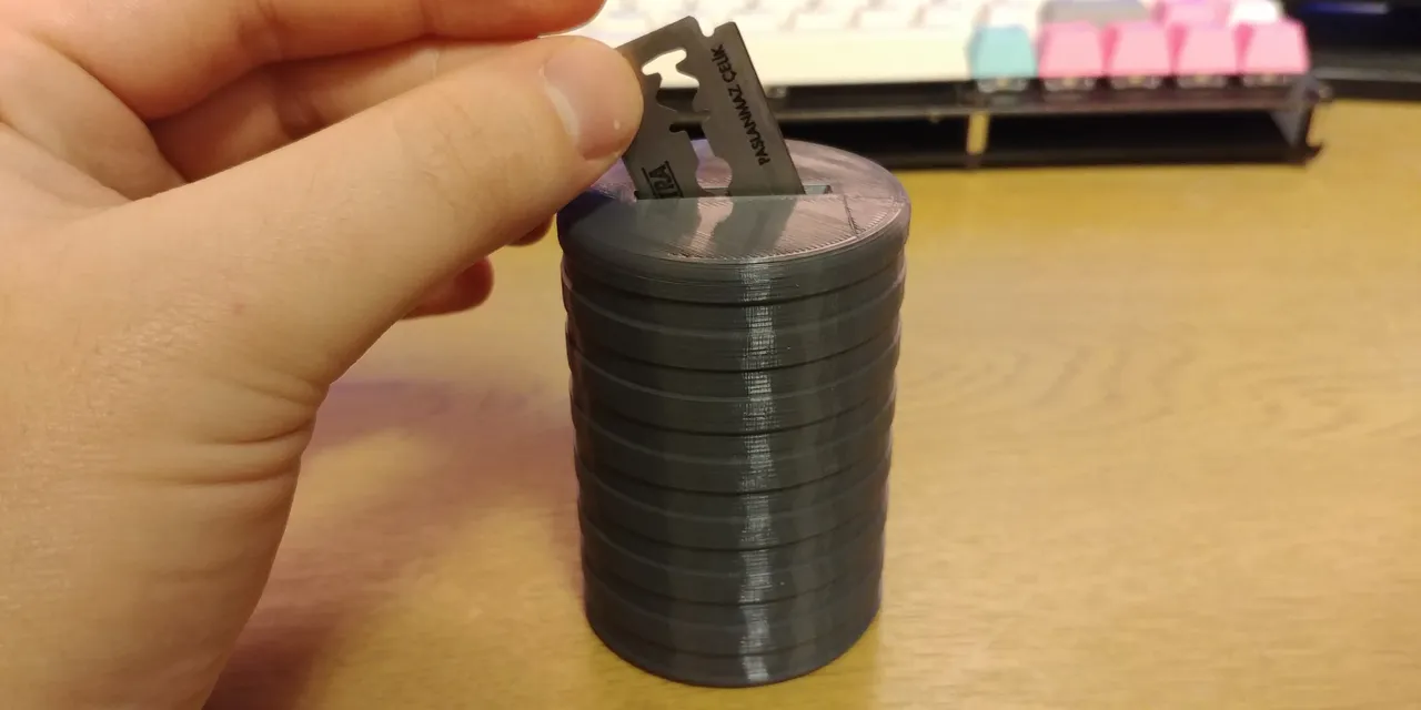 DE Safety Razor Blade Disposal Bin by Gleave Makes | Download free STL ...