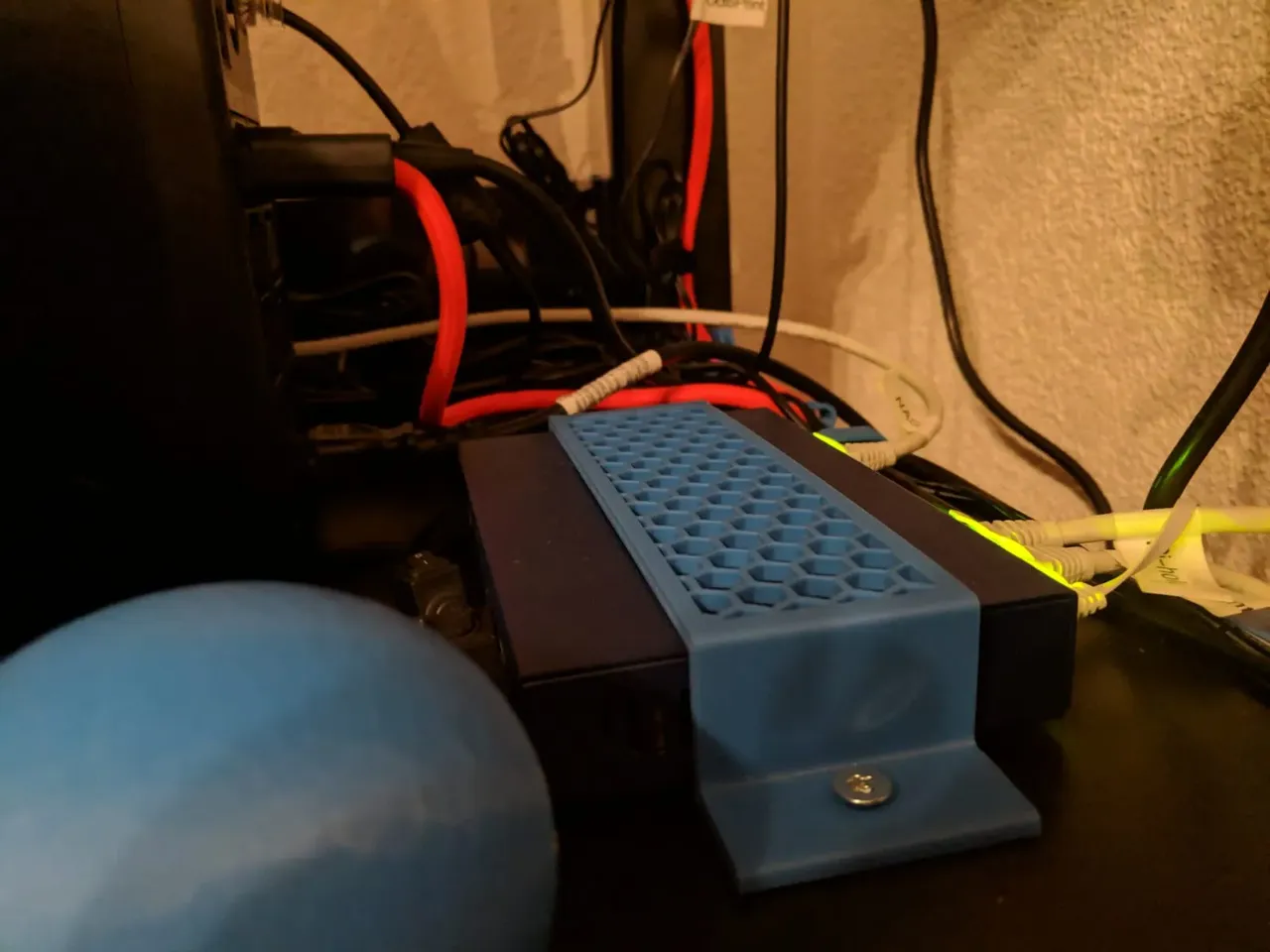 Netgear 8 Port (GS108) Switch holder by Squirtle | Download free STL ...