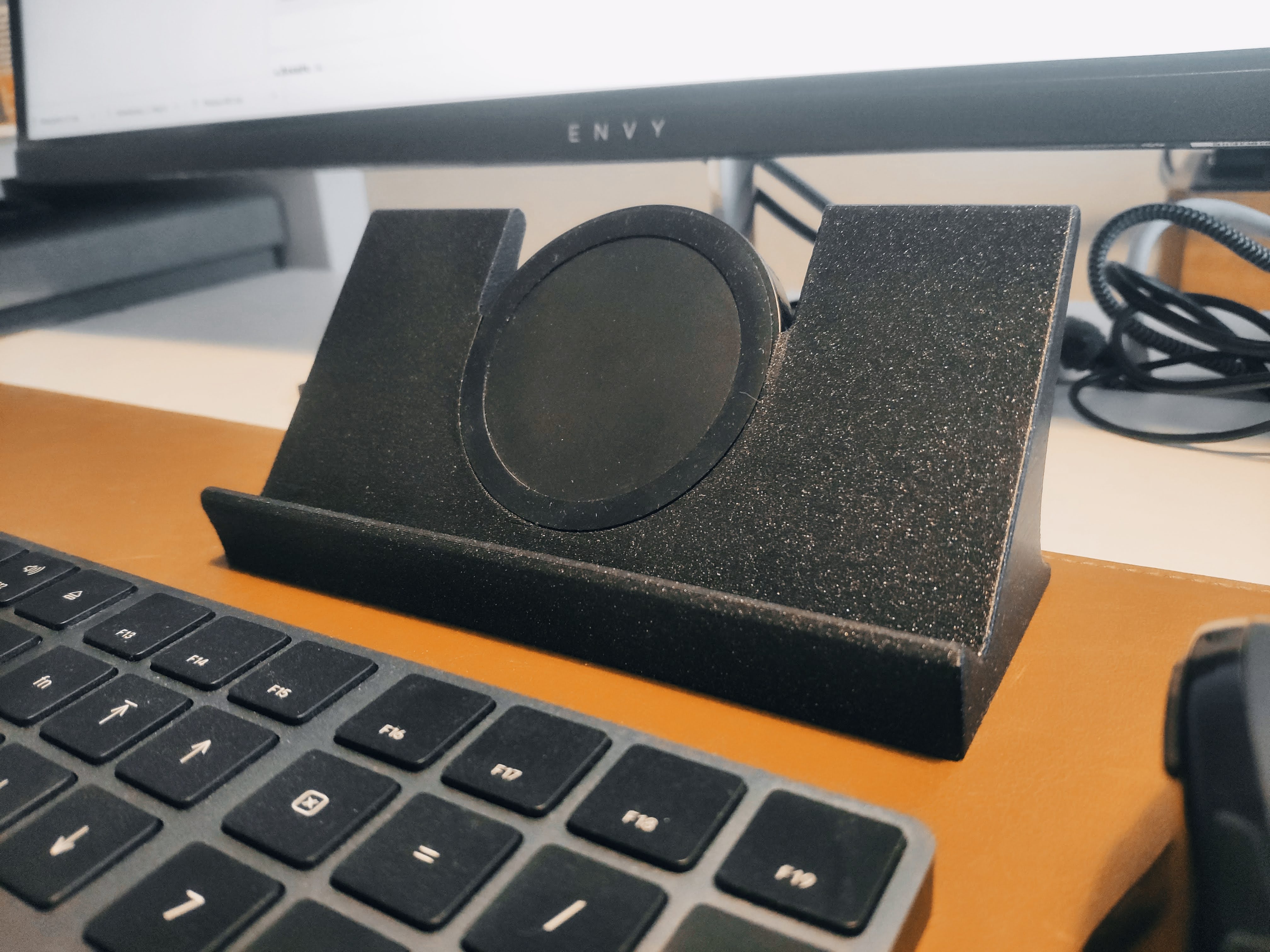 Phone stand and wireless charger "Arc" by CaptainC | Download free STL ...