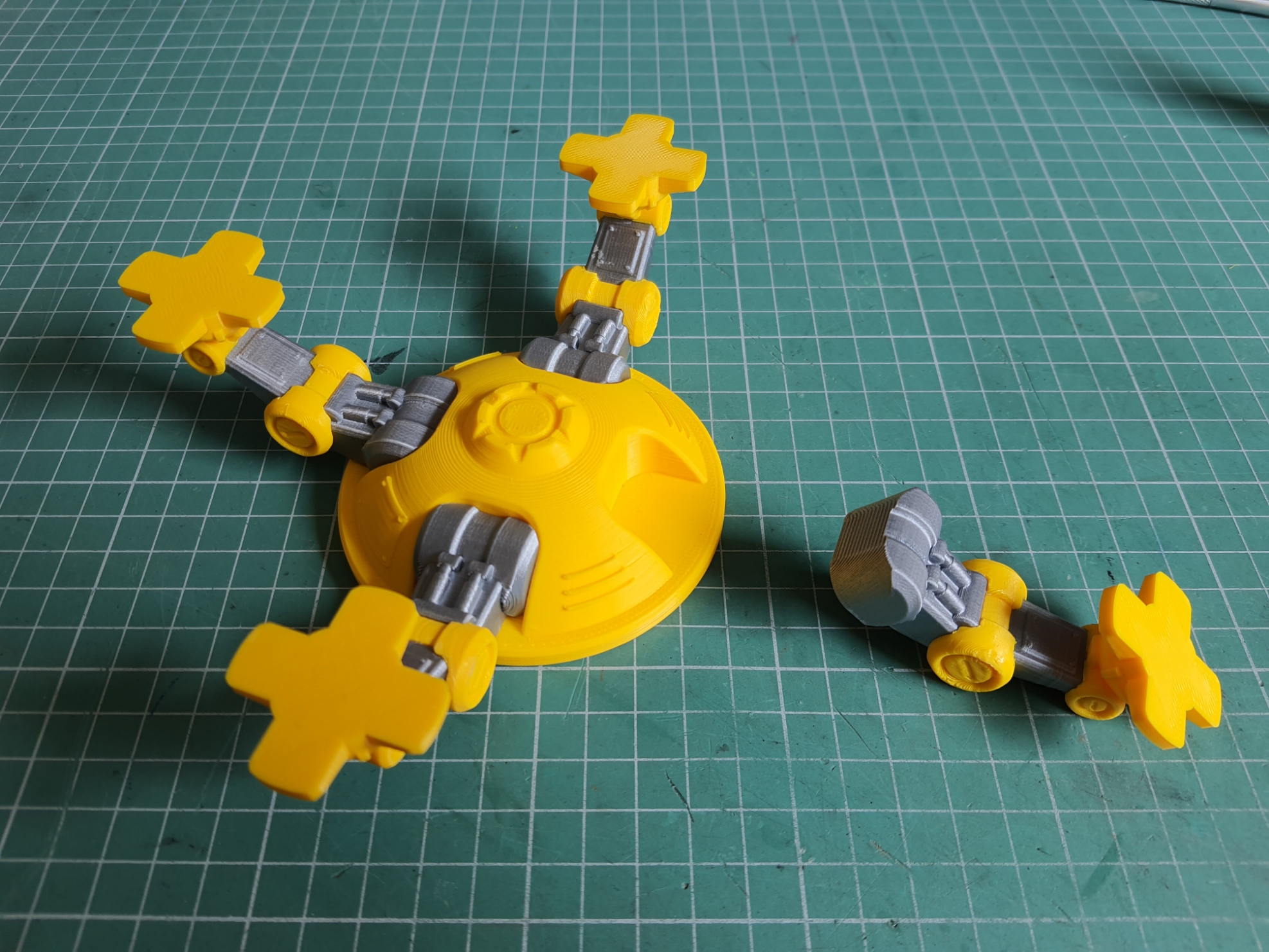 Mecha phone/tablet stand par Fishbone Workshop | Téléchargez ...