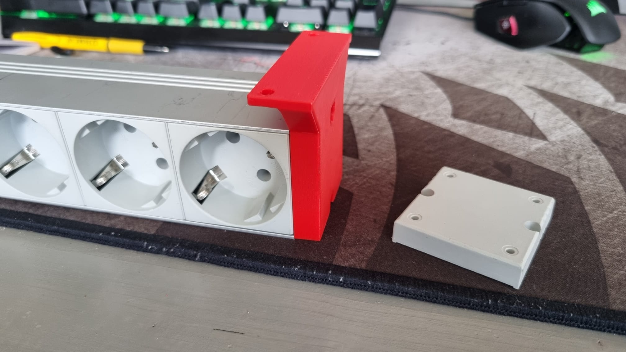 PDU Minkels mounting brackets by melvinfec | Download free STL model ...