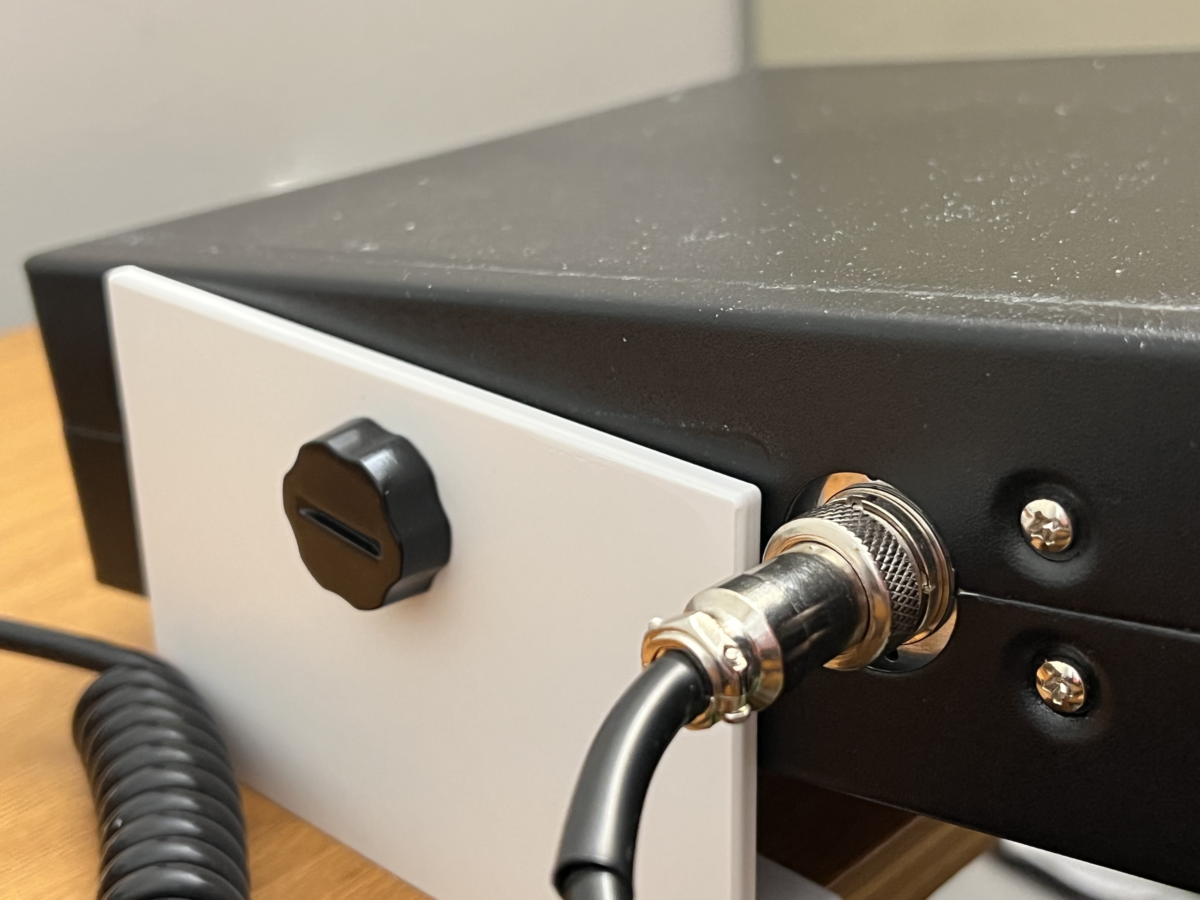 Mobile CB radio desk mount by Cotharyus | Download free STL model ...