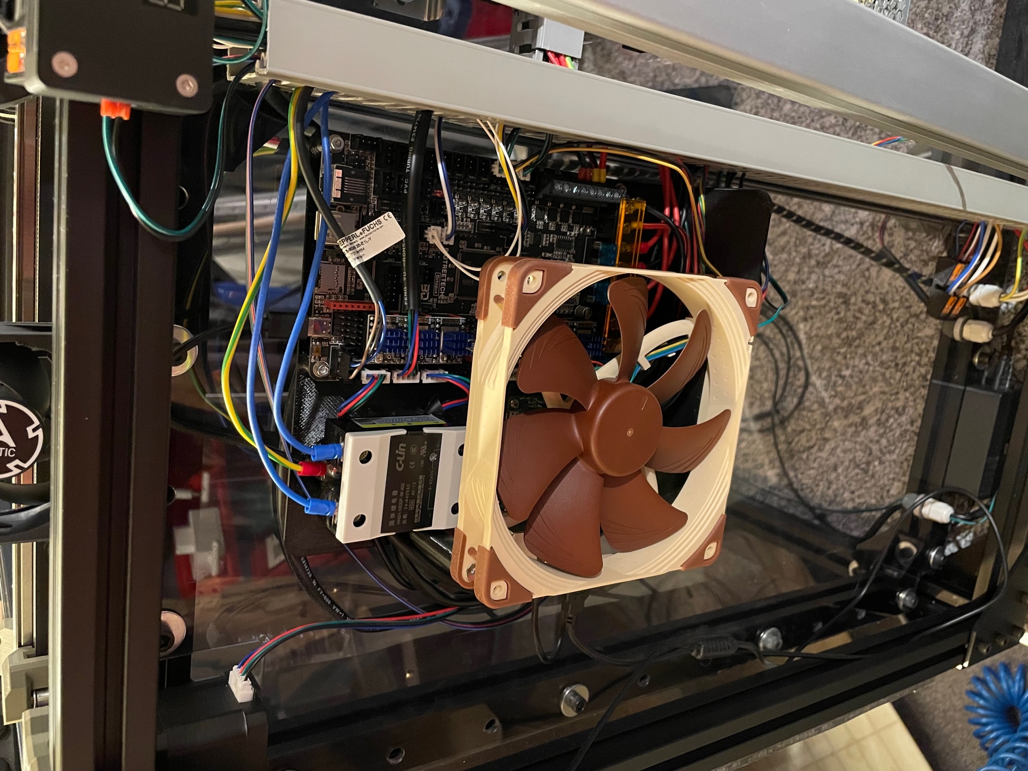 Controller base with cooling for BTT Octopus + Pi + SSR - 140mm fan by ...