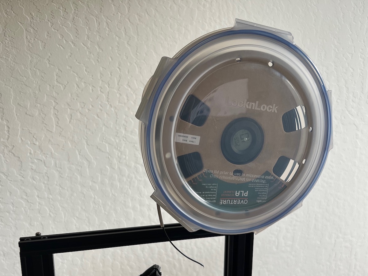 Filament spool holder using a Lock & Lock container (parametric) von ...