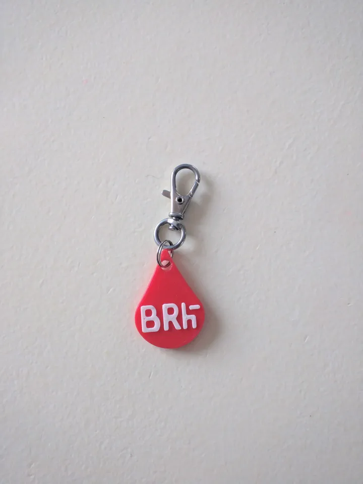 Kropelka krwi z grupą krwi - brelok do kluczy / A drop of blood with a ...