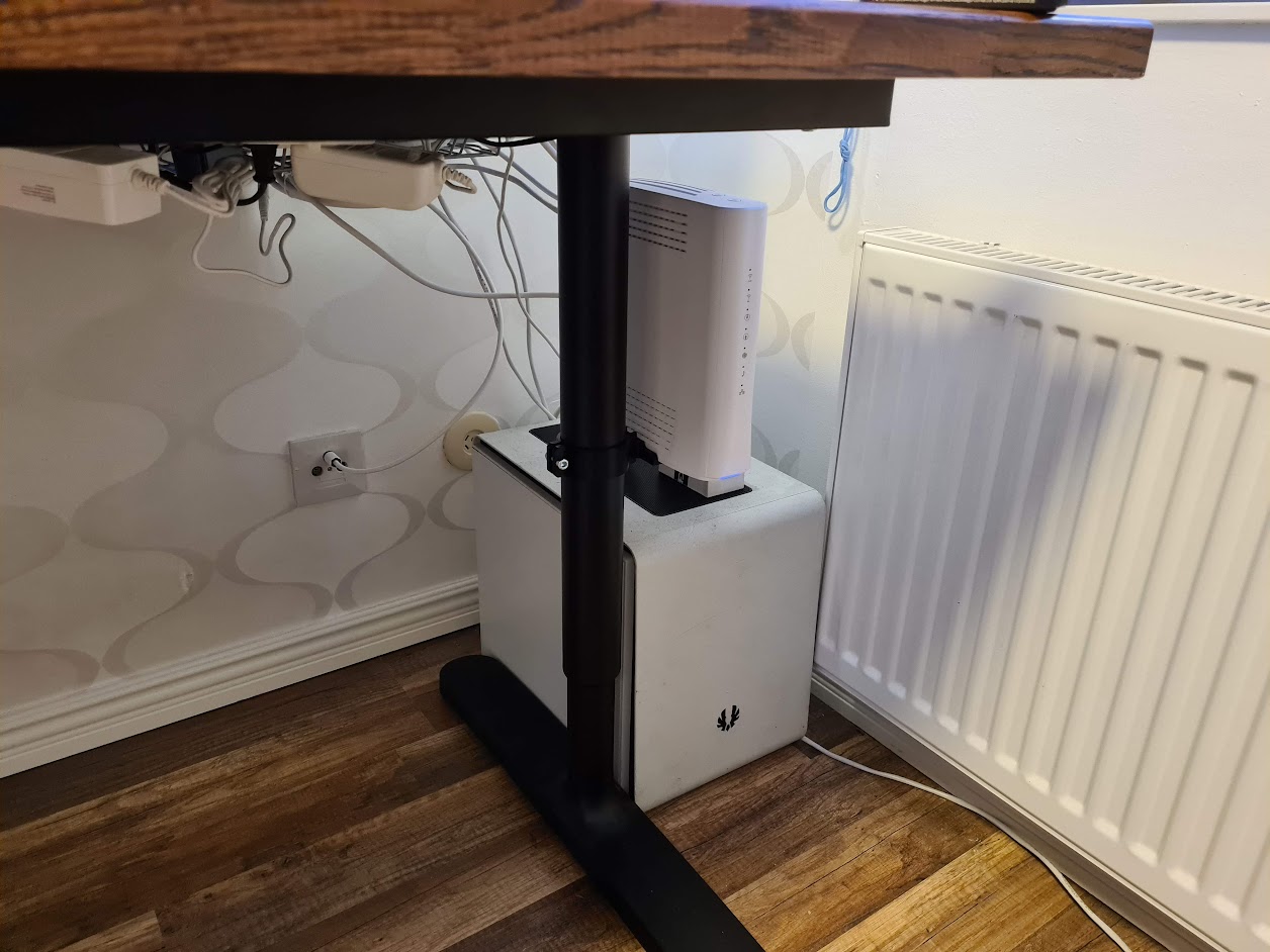 IKEA BEKANT + Tele2 Wifi Hub C2/C3 (Sagemcom) by MrNeedlemouse ...