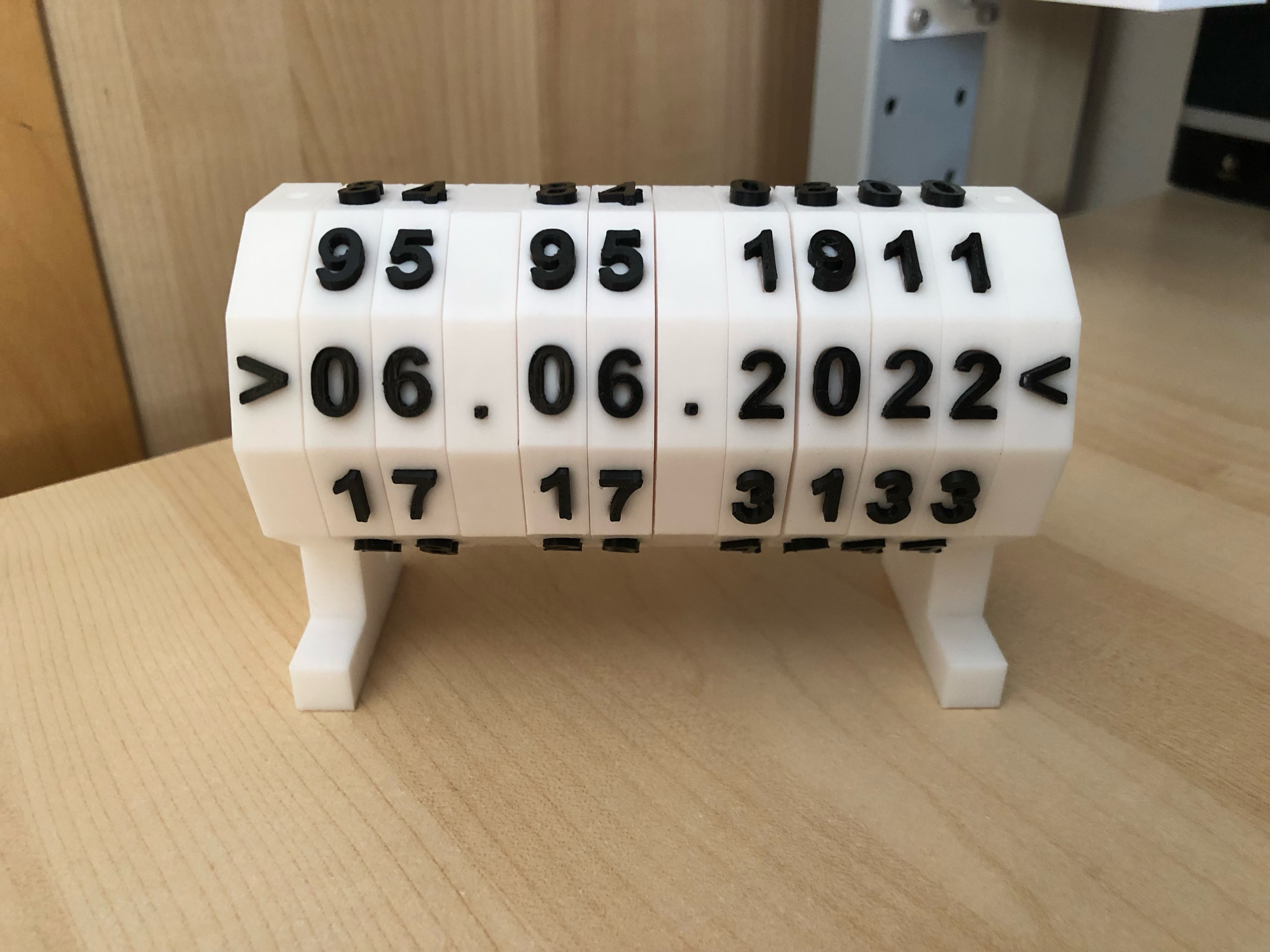 Date Reminder with changable sign by AWSW | Download free STL model ...