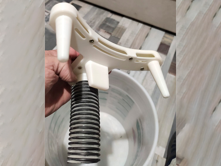 Dust trap on a bucket or vat by Leonid Babarinow | Download free STL ...