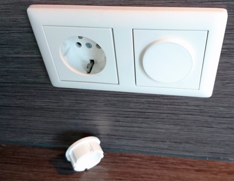 Dust Cover for "Schuko" Power Outlet by Andun_HH | Download free STL ...