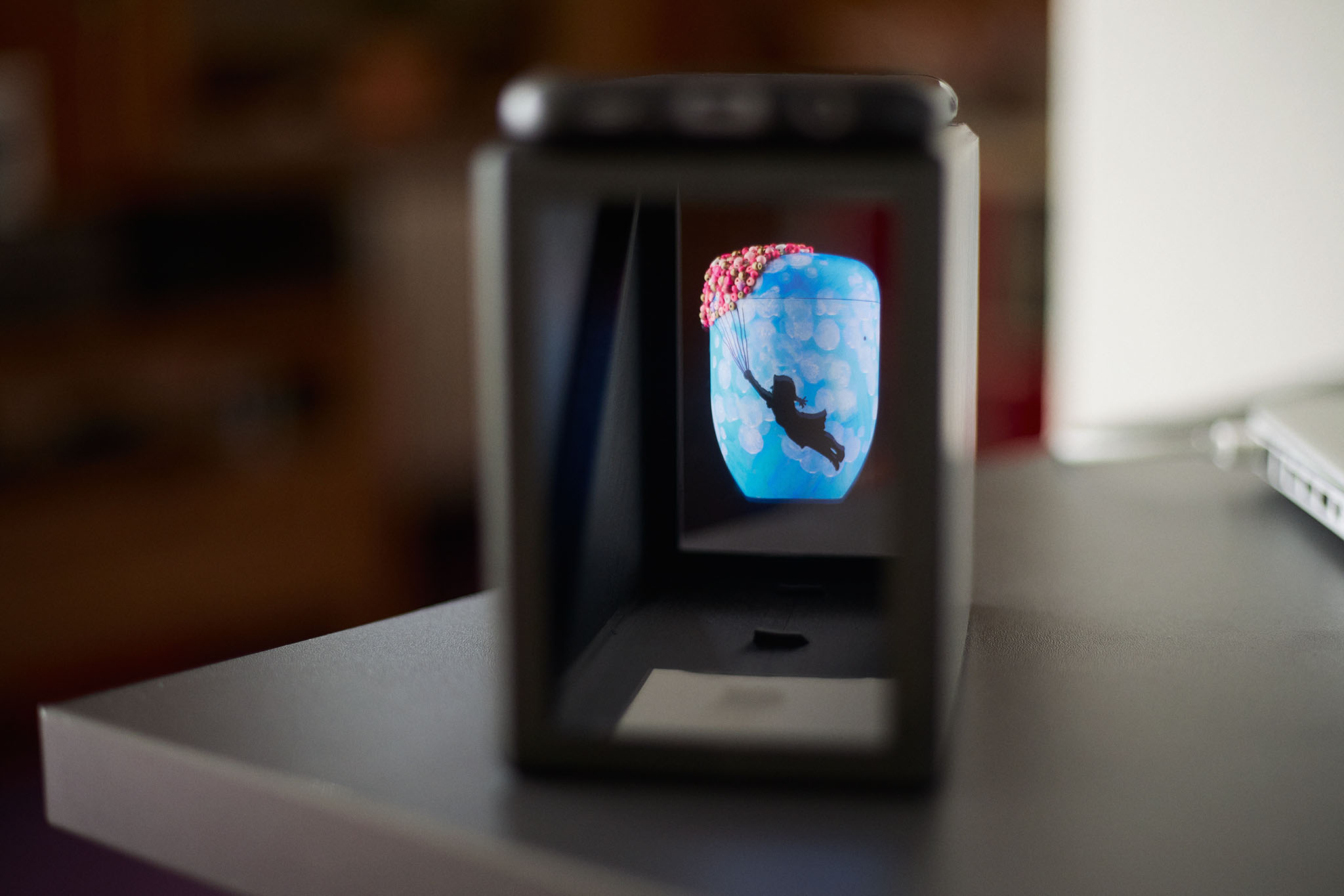 Vertical Holographic Box for Smartphones par SCHWEINERT.COM ...