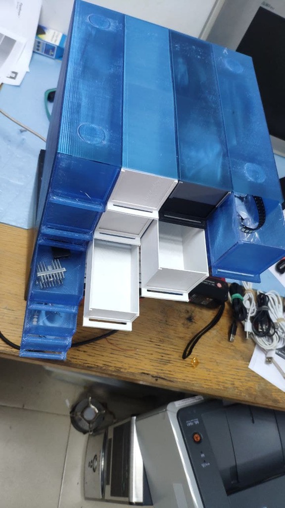 Big Component Holder Extendable 4x4 by alien hitman | Download free STL ...