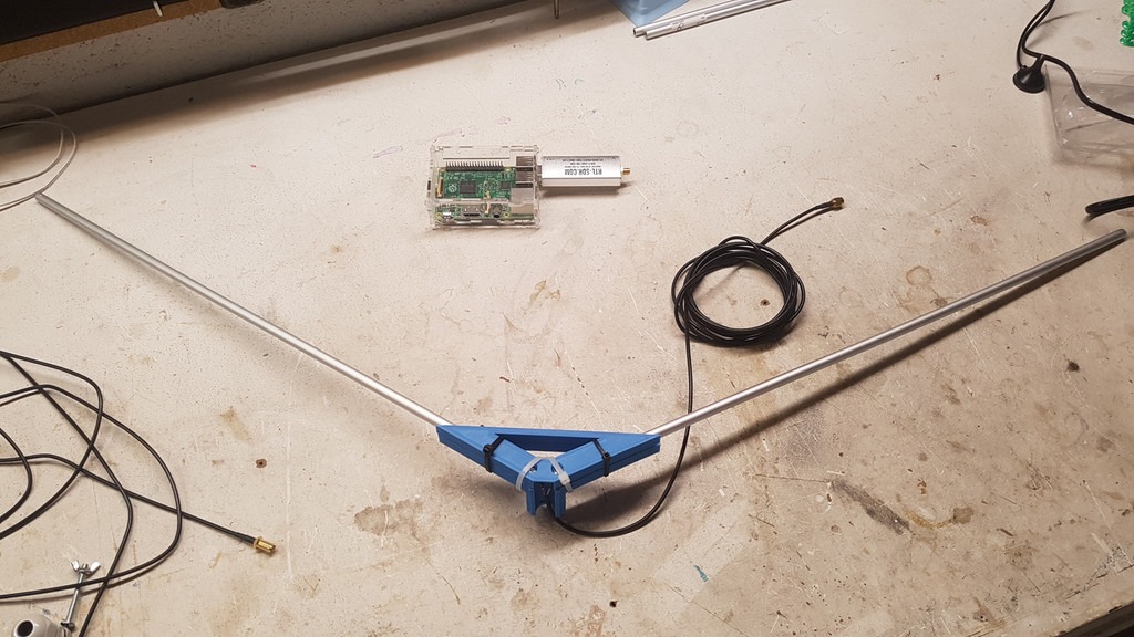 v-dipole antenna holder with round base by coliss86 | Download free STL ...