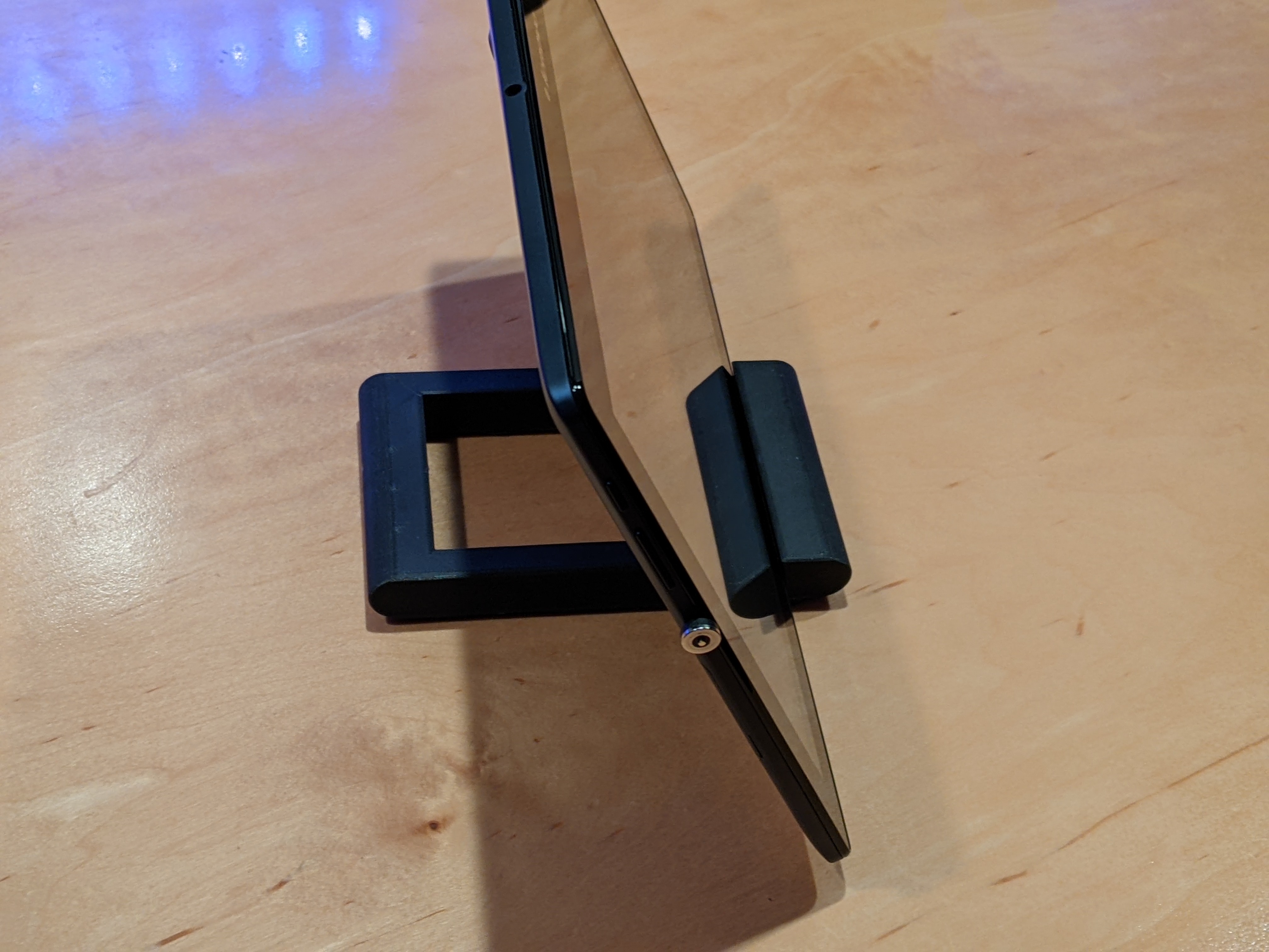 Low profile tablet stand by Billiam | Download free STL model ...