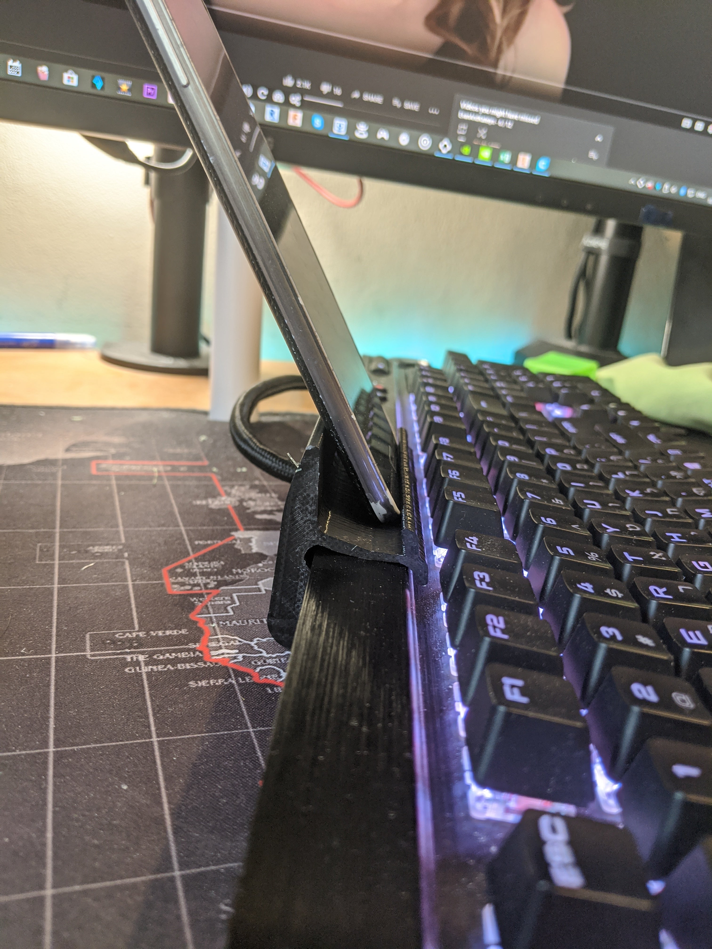 Corsair K70 keyboard snap phone stand by YardenSZ | Download free STL ...