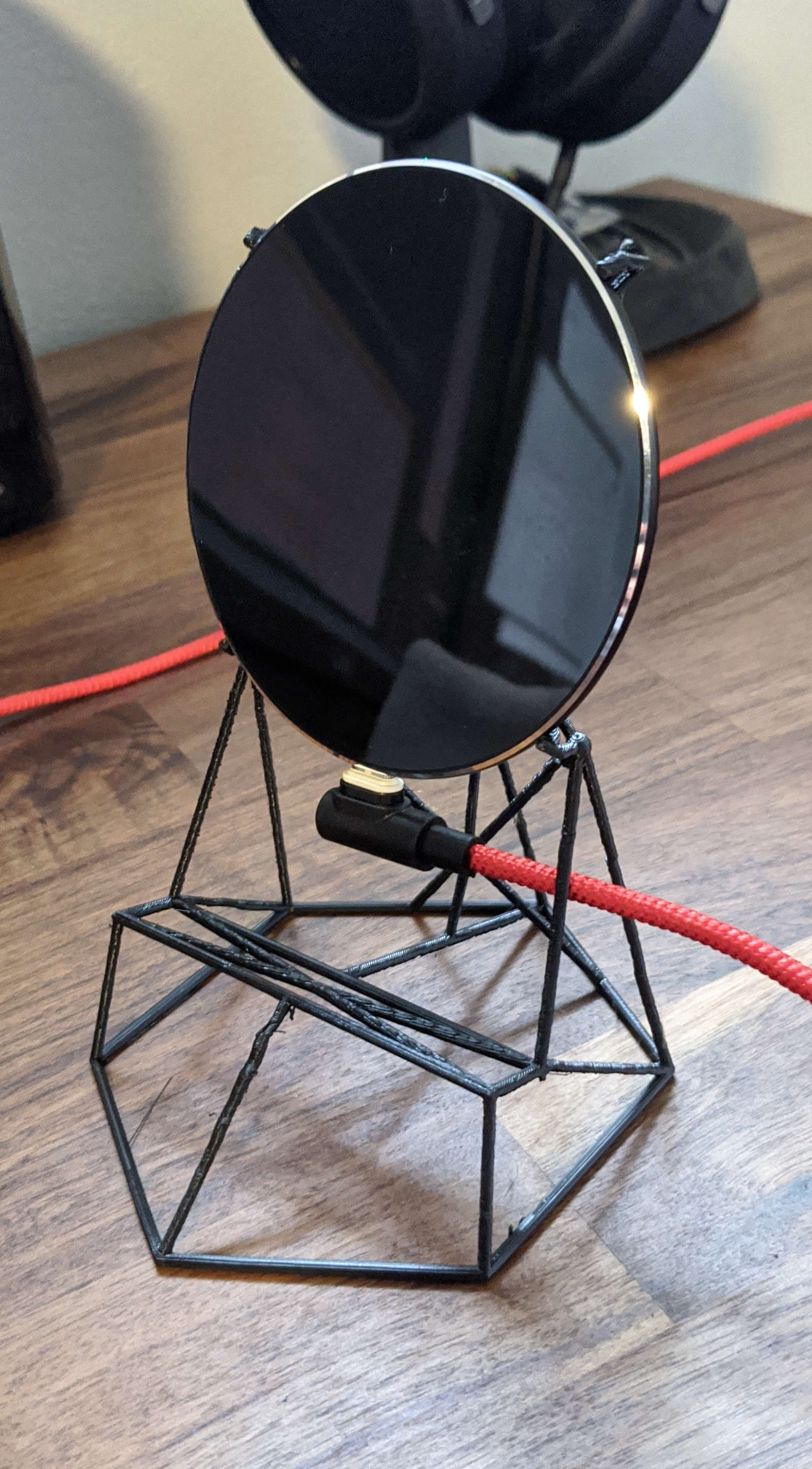 Minimalist Qi Phone Charger by Hamish Alexander | Download free STL ...