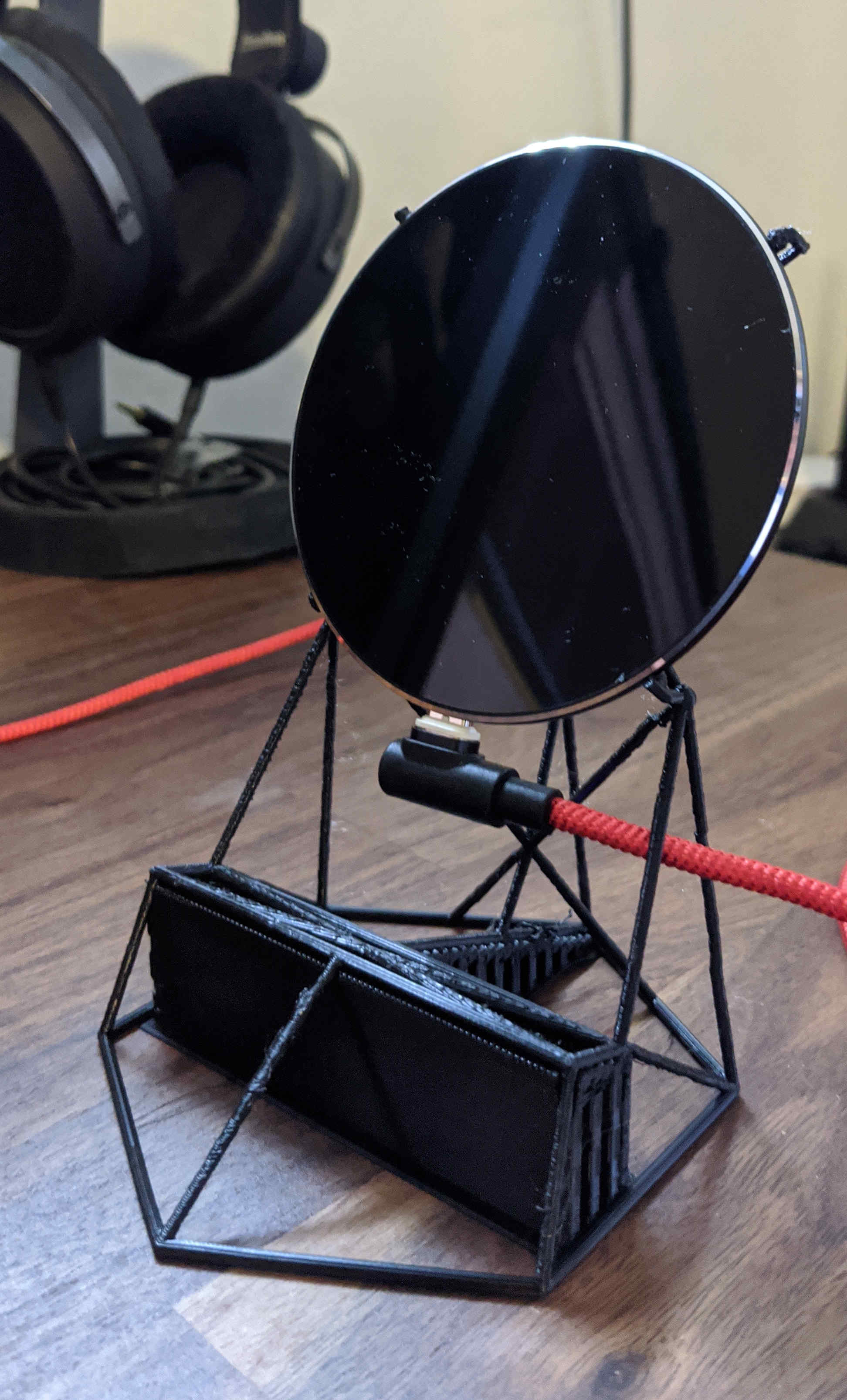 Minimalist Qi Phone Charger by Hamish Alexander | Download free STL ...