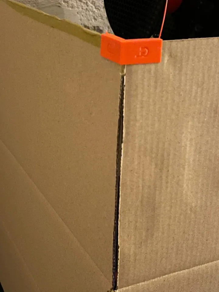 Corner reinforcement for corrugated cardboard box by GeertL | Download ...