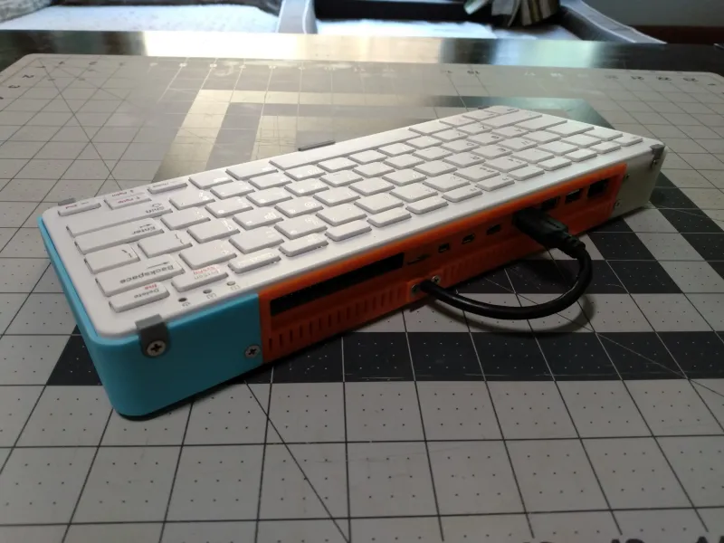 Raspberry Pi 400 Alternate Bottom with 2.5" SSD Mount. by jispal01 ...