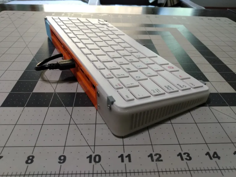 Raspberry Pi 400 Alternate Bottom with 2.5" SSD Mount. by jispal01 ...