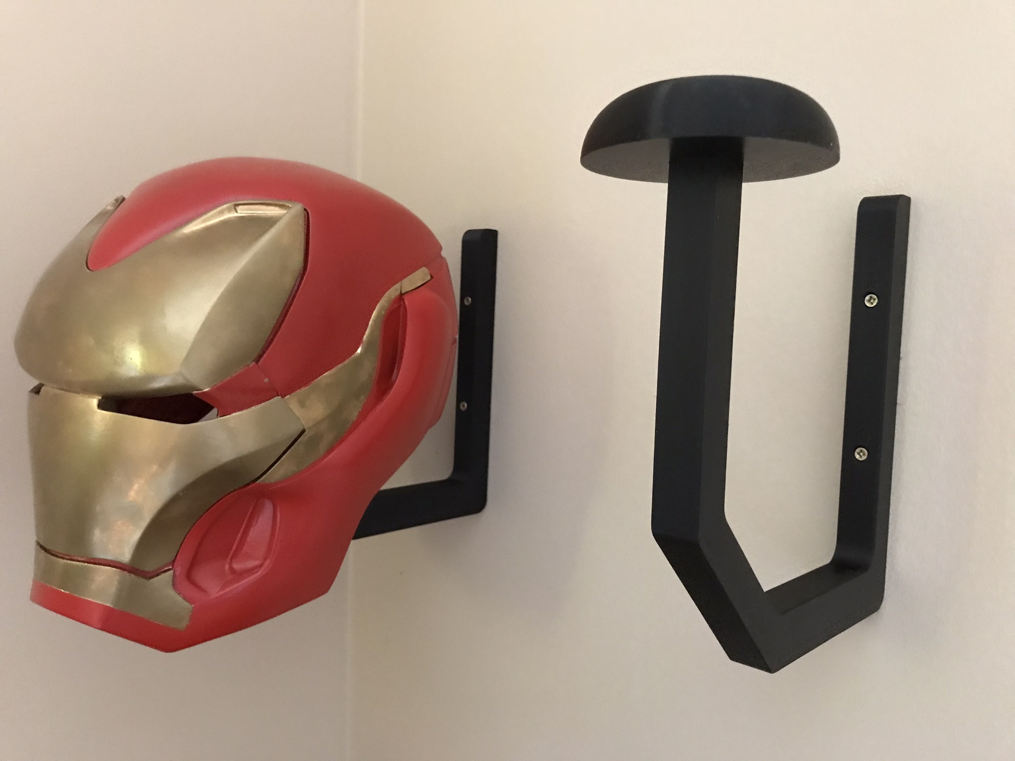 Helmet Wall Hanger (remix) von medyk3D | Kostenloses STL-Modell ...