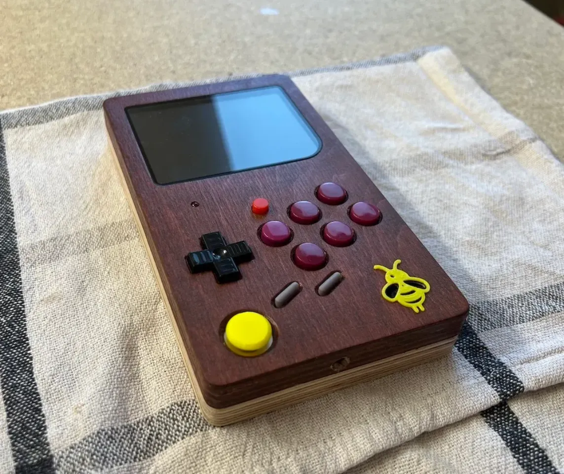 "Bumblebee" Handheld Console (3D & CNC) by PiotrC | Download free STL ...