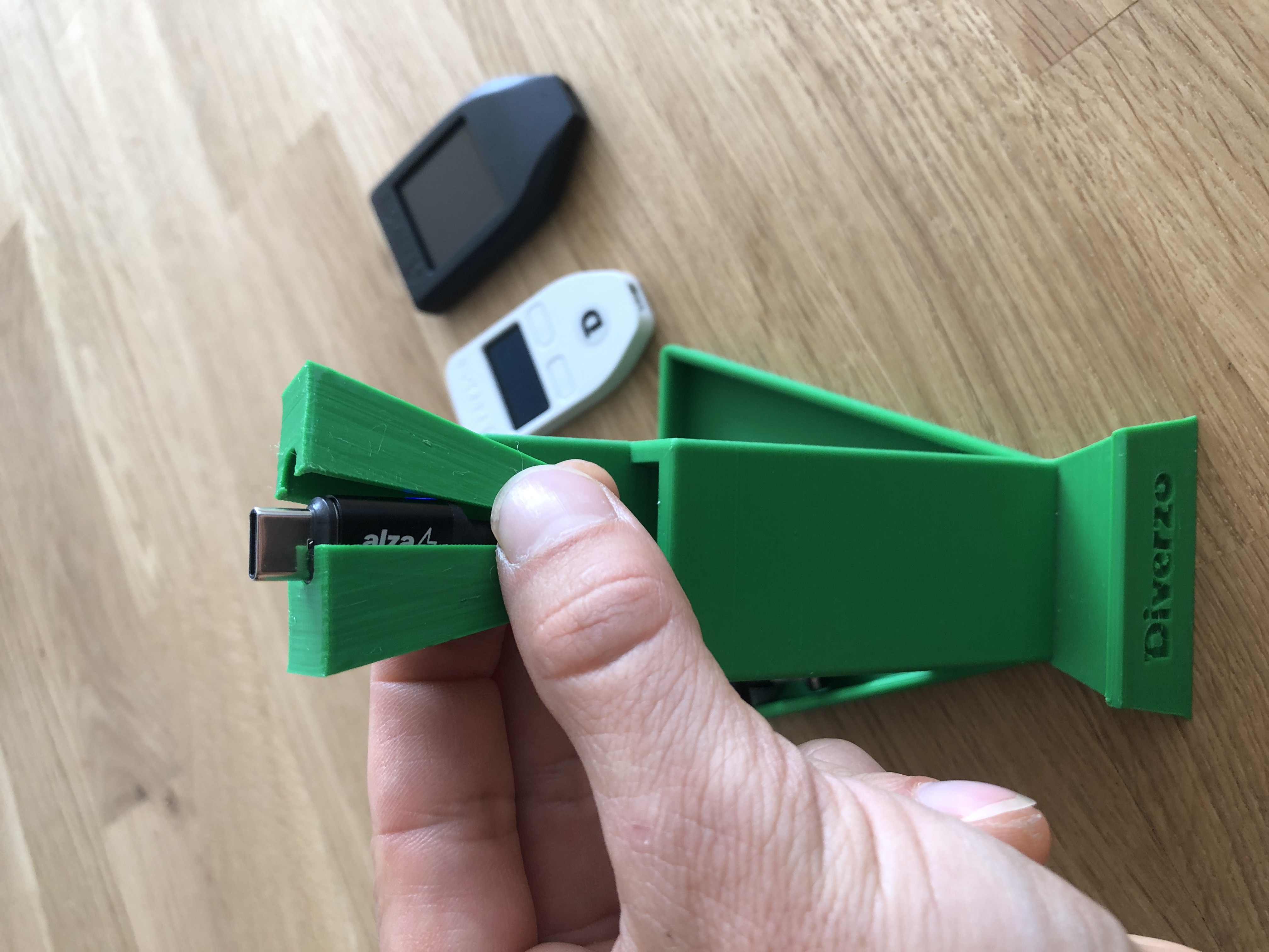 Trezor dock station by poradenstvi@diverzo.cz | Download free STL model ...