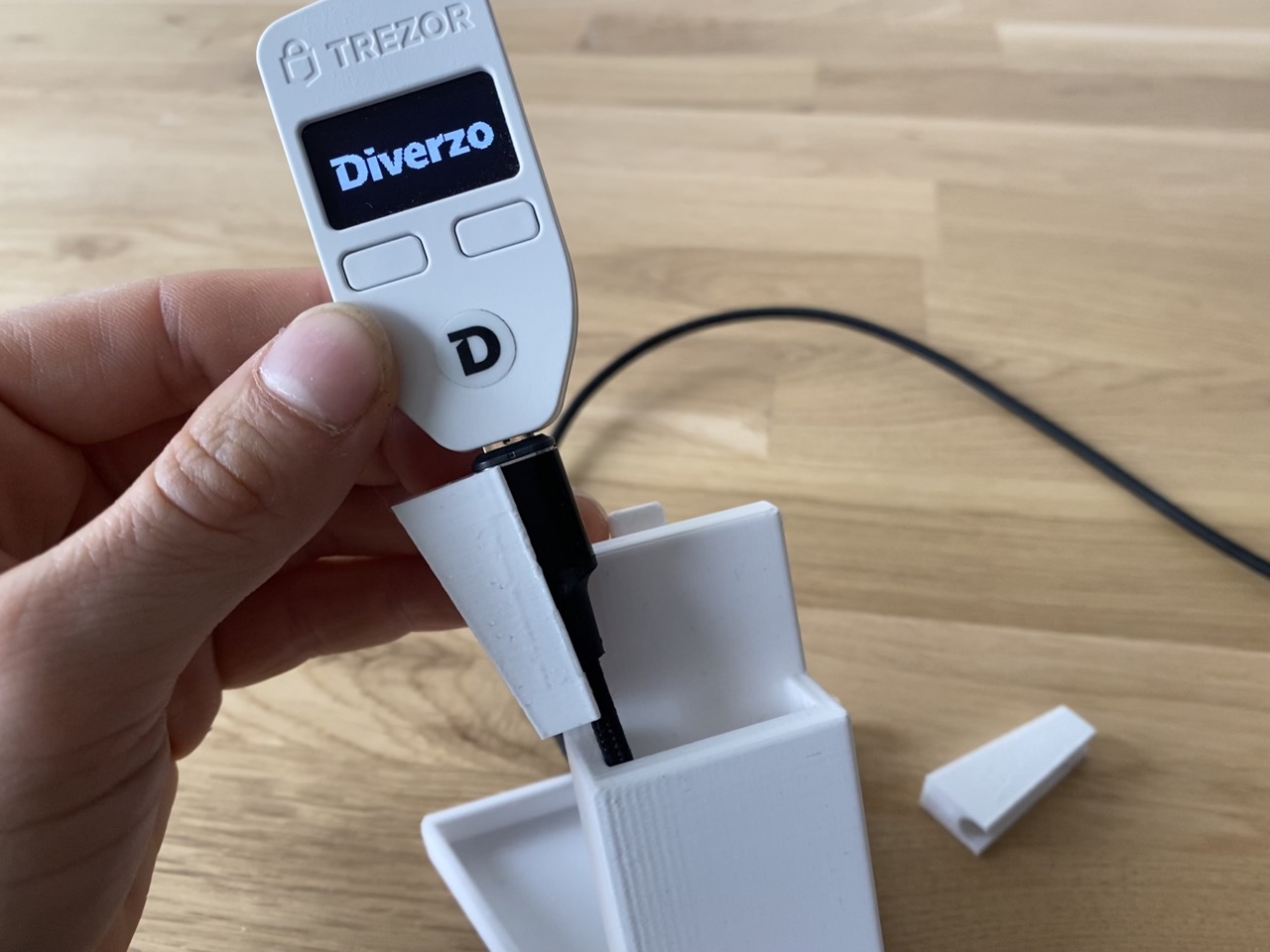 Trezor dock station by poradenstvi@diverzo.cz | Download free STL model ...