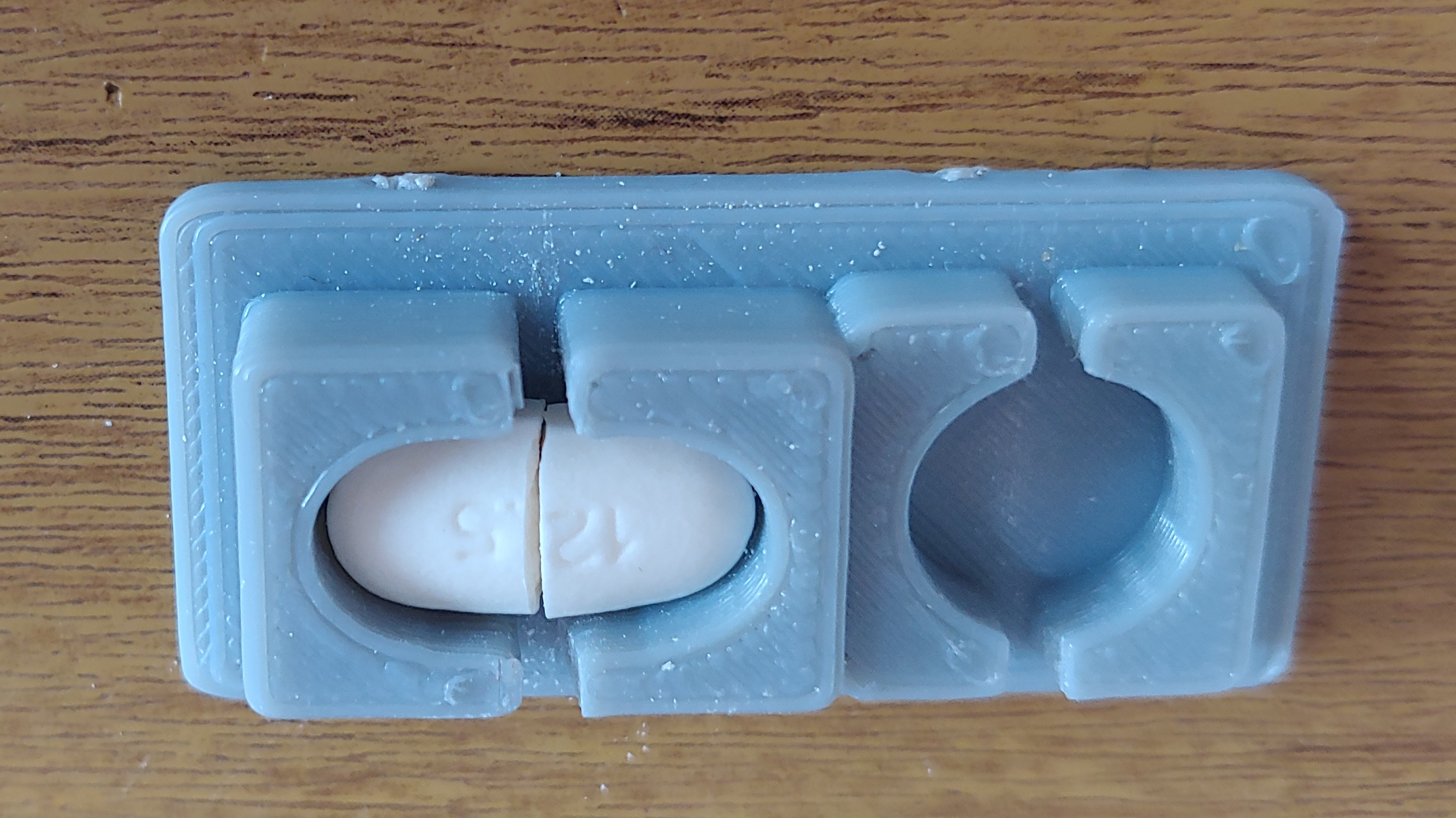 Pills Cutter(Kráječ na půlení pilulek ) by golem | Download free STL ...