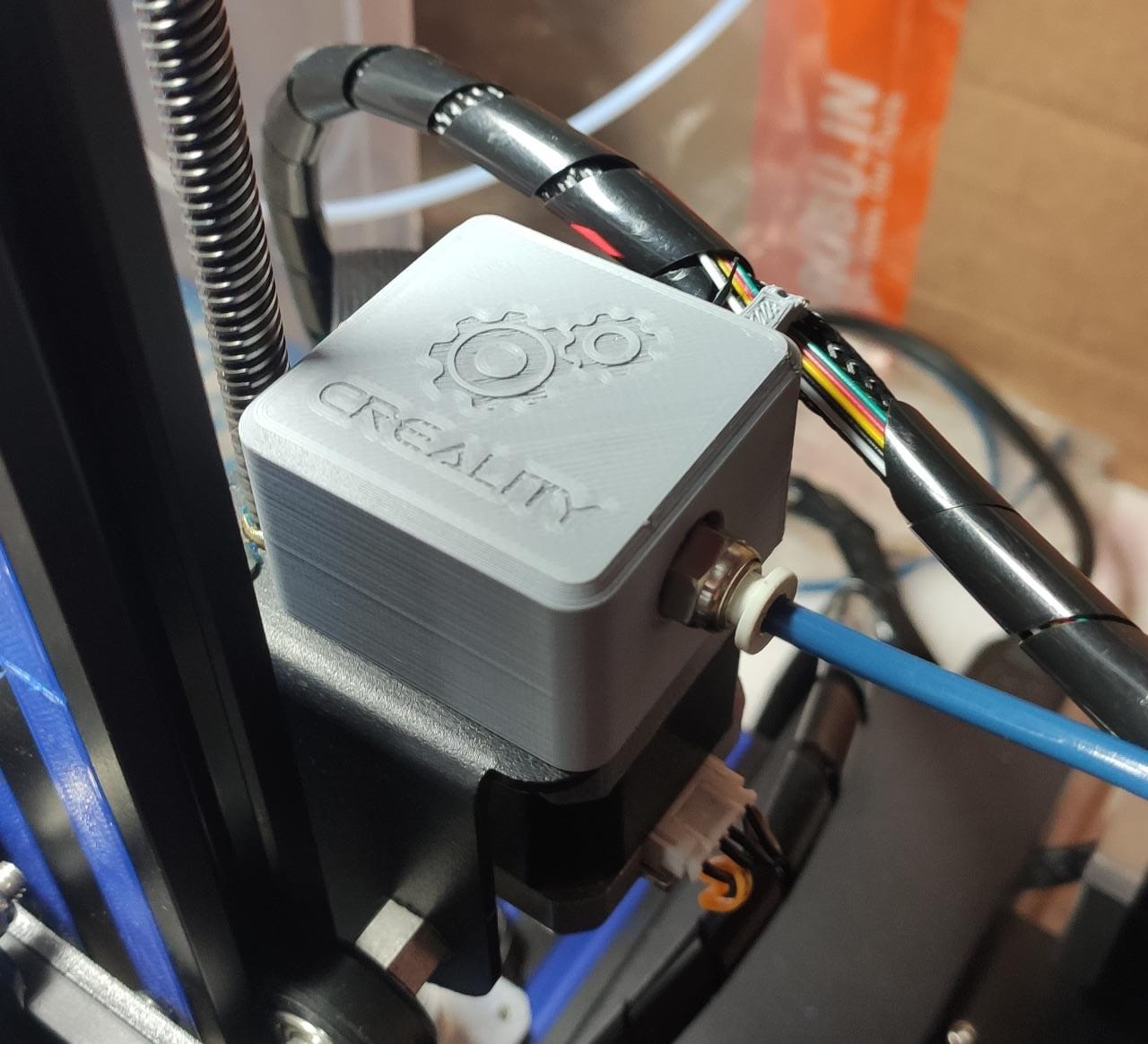 Ender 3/Bondtech Dual gear extruder cover with wire holder by ltsharma ...