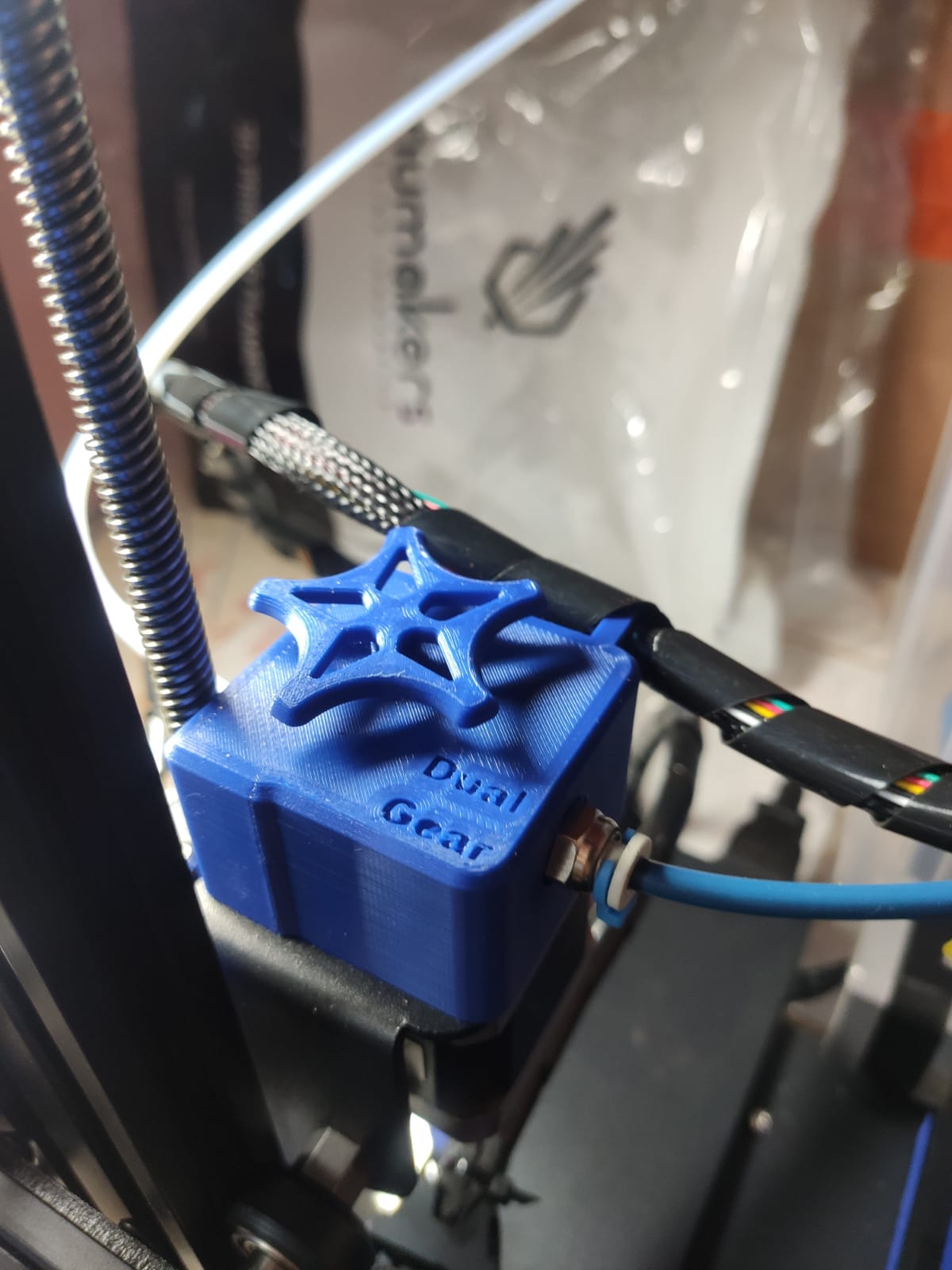 Ender 3/Bondtech Dual gear extruder cover with wire holder by ltsharma ...