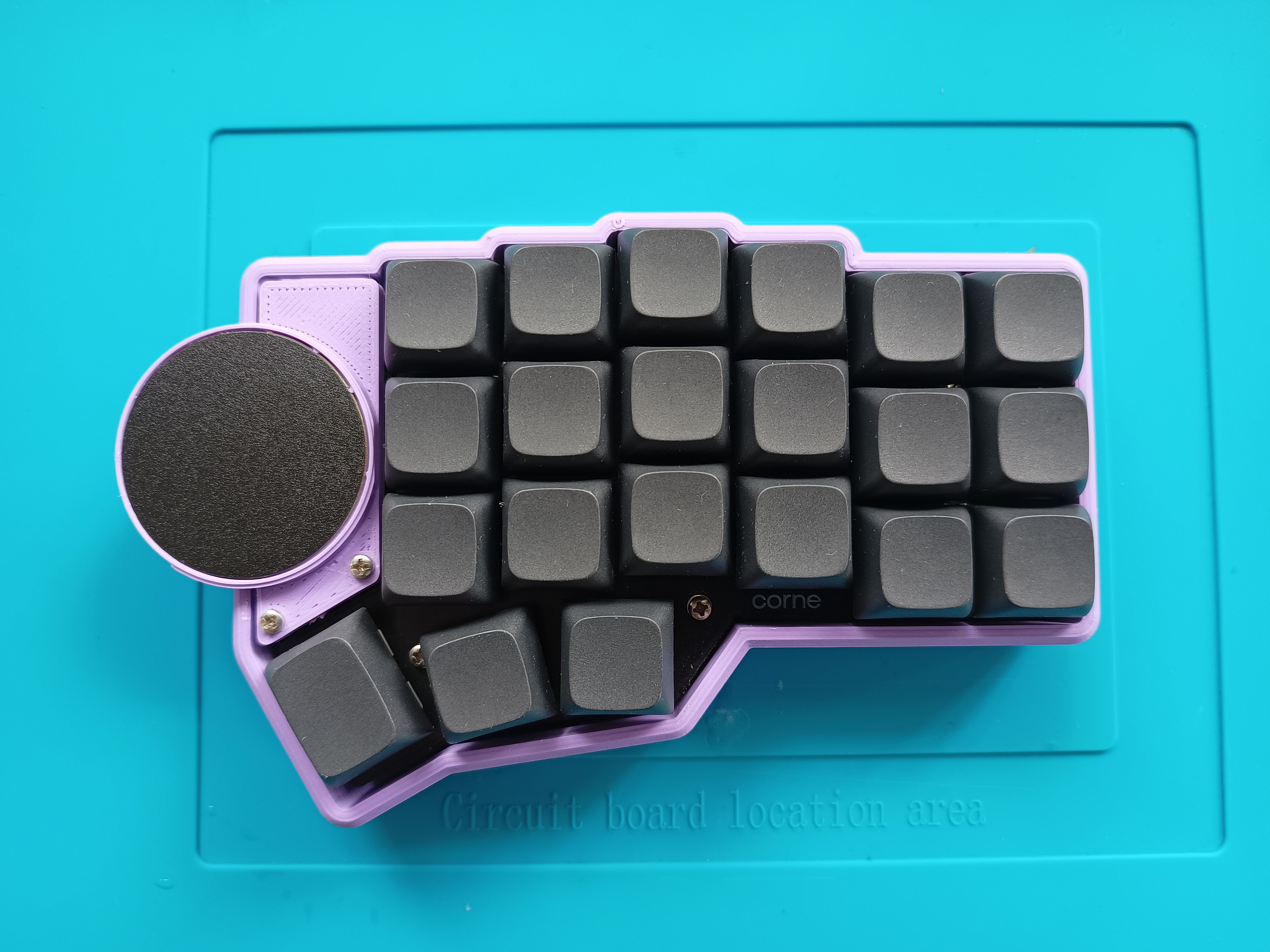 Cirque Trackpad 40mm mount for CRKBD (Corne) by FaLk | Download free ...