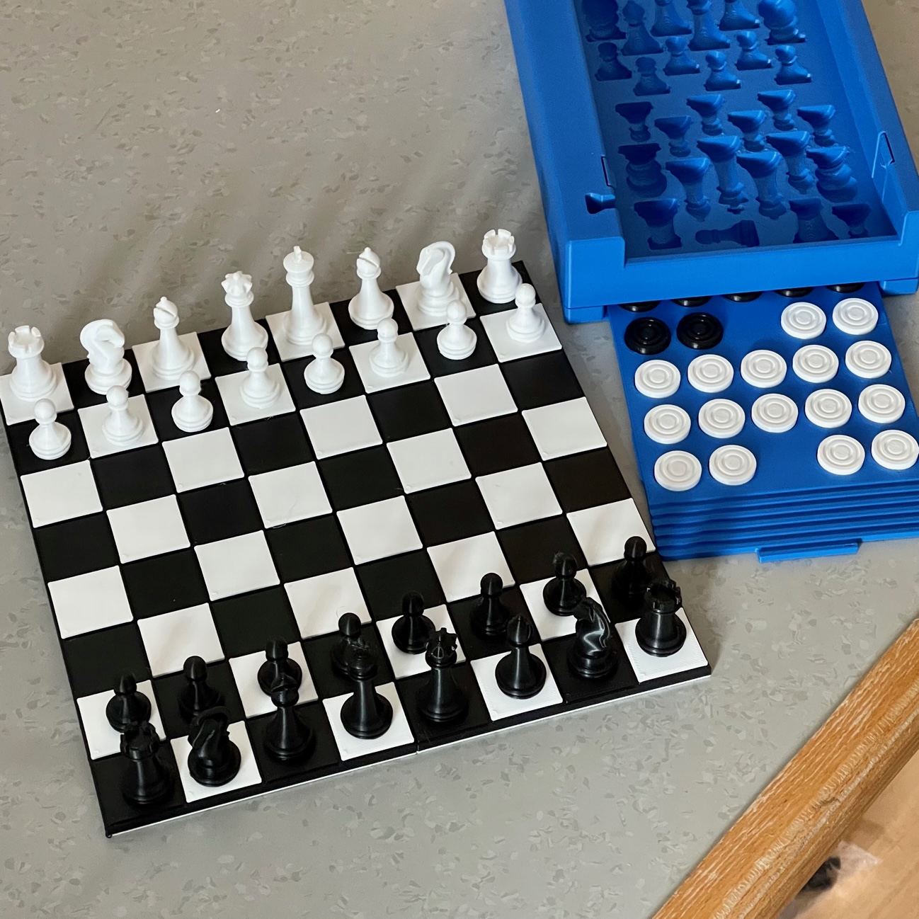 Chess & Checkers travel case (Schach, Dame, Mühle) by vmLOGIC ...