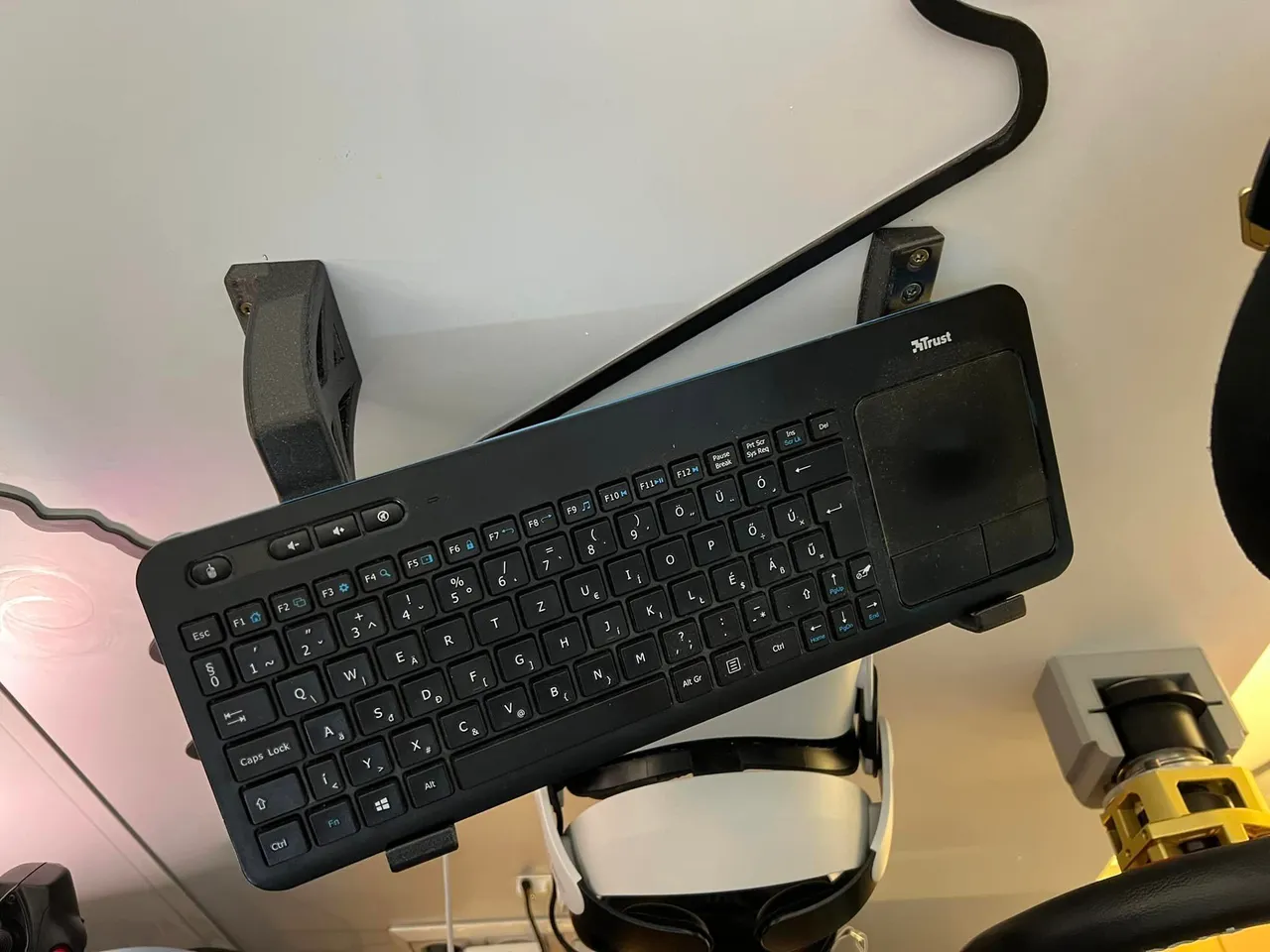 Keyboard wall mount - curved with 20deg by VargaMark | Download free ...