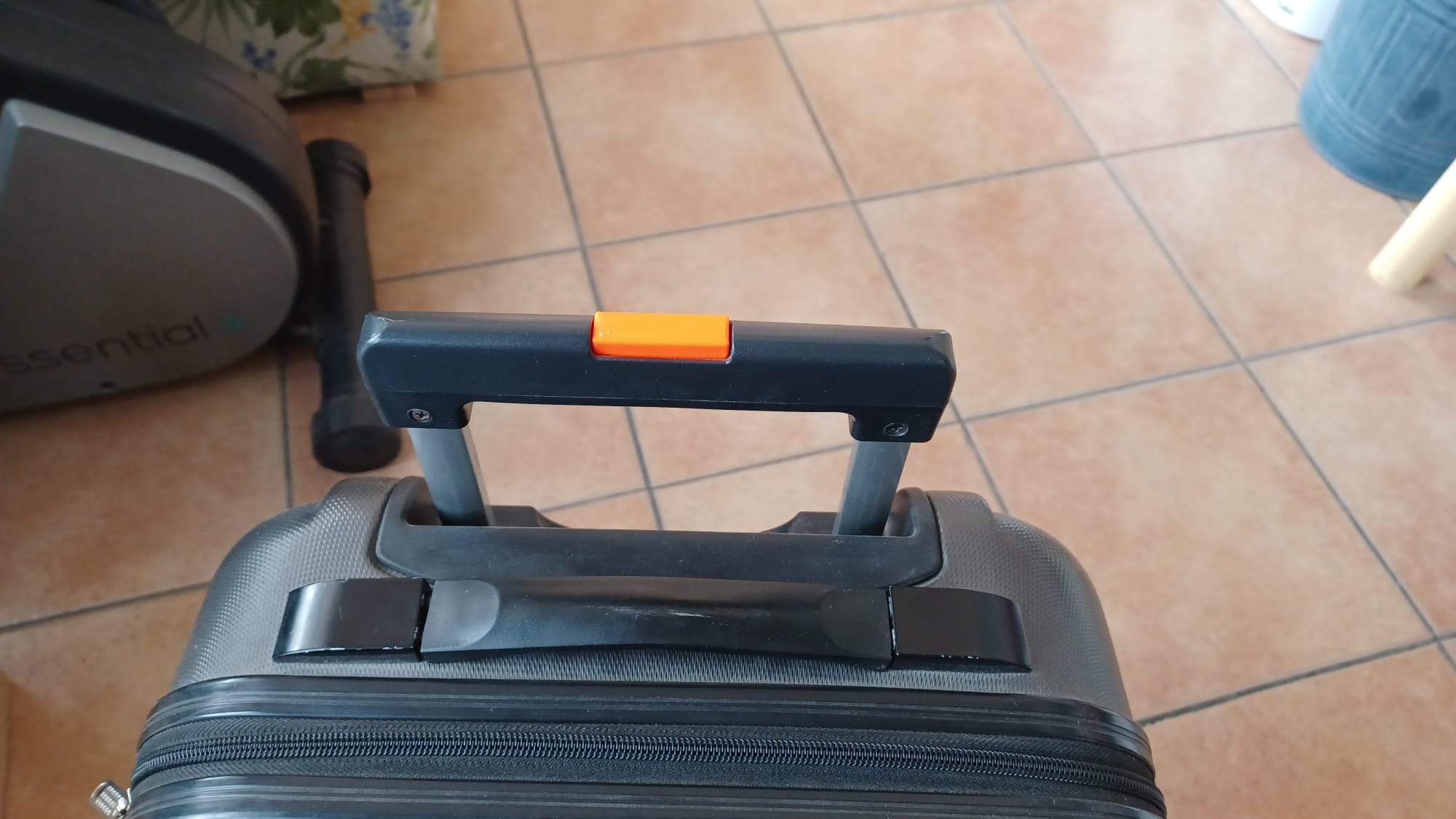 Suitcase Extendable Handle Button Replacement by Javier M. G ...