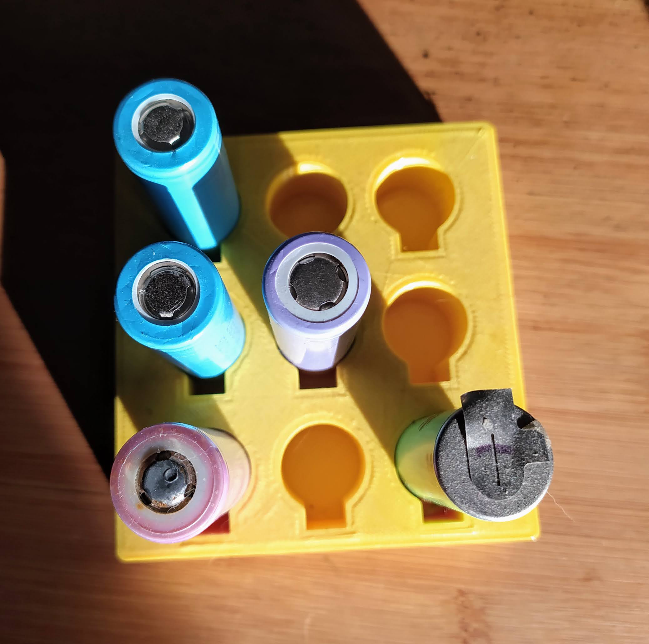 Holder for 18650 Li-Ions with tabs by Piotr Markiewicz | Download free ...