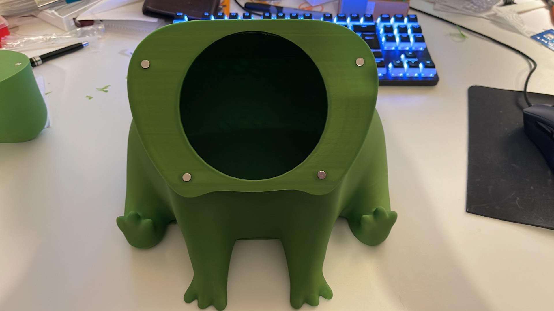 Fred the Frog but a magnetically closed container. por frogofwar ...