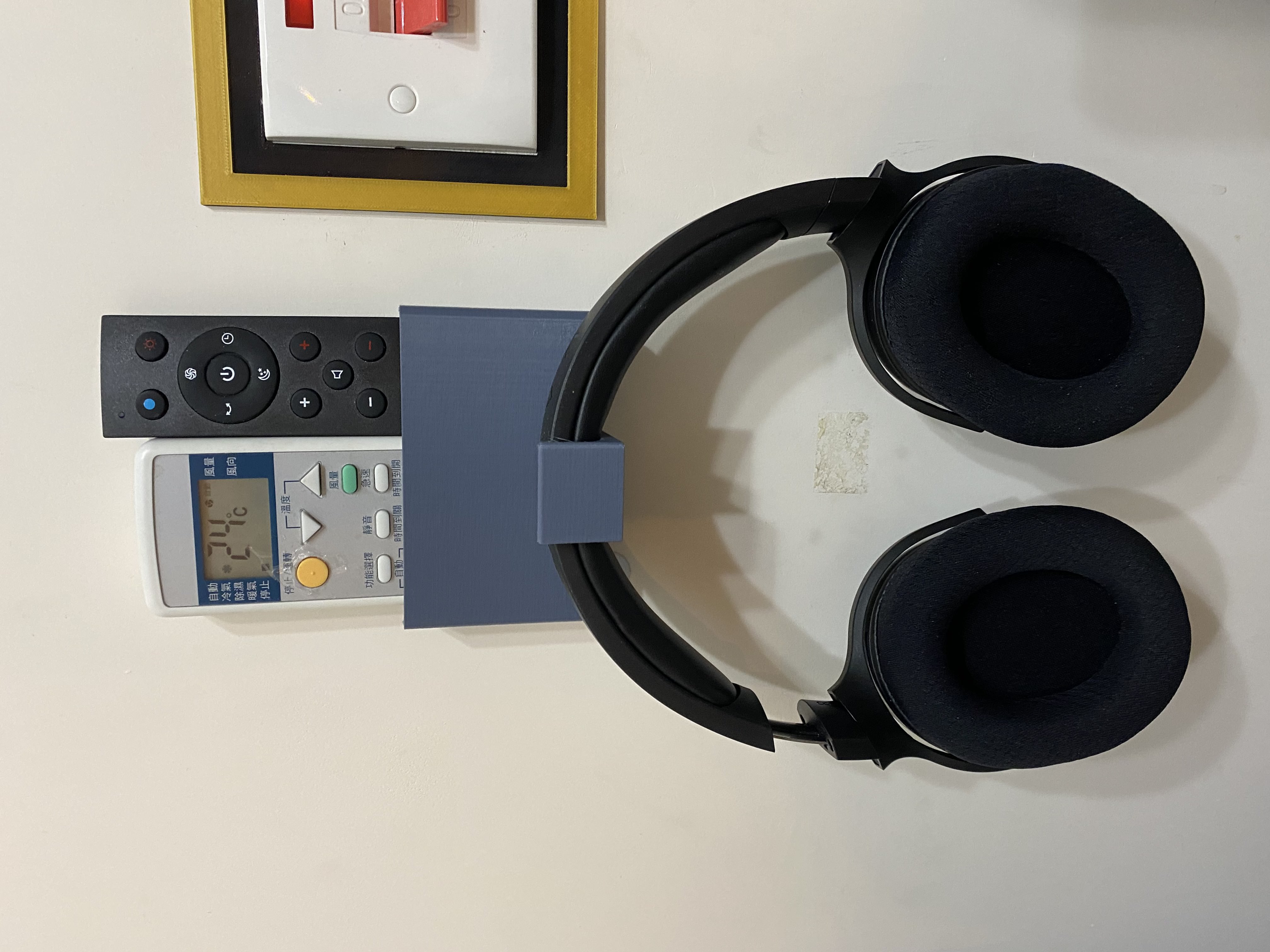 Wall mounted Remote Holder with Headphone Hook par Aravon | Téléchargez ...