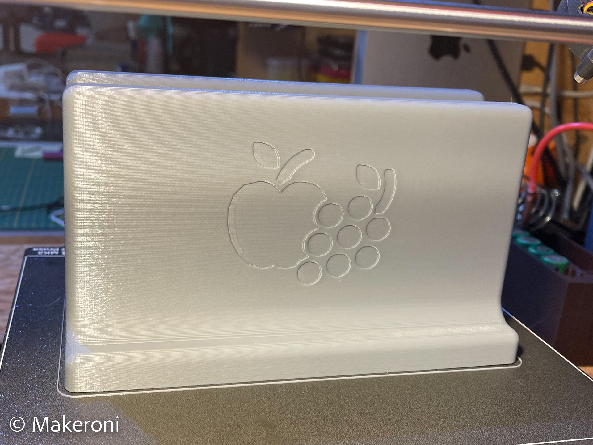 MacBook vertical stand by Makeroni | Download free STL model ...
