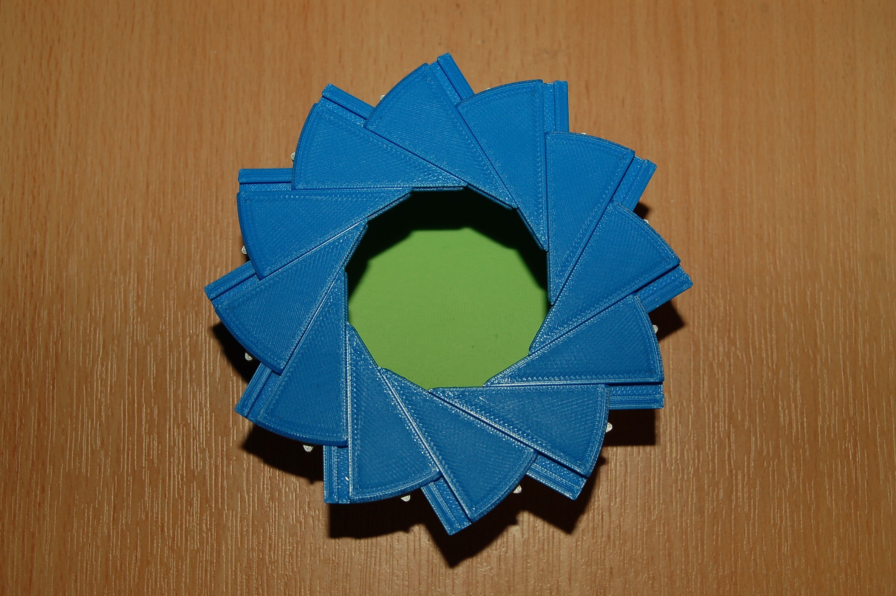 12 Leaf Aperture Iris Box by Brien Allison | Download free STL model ...