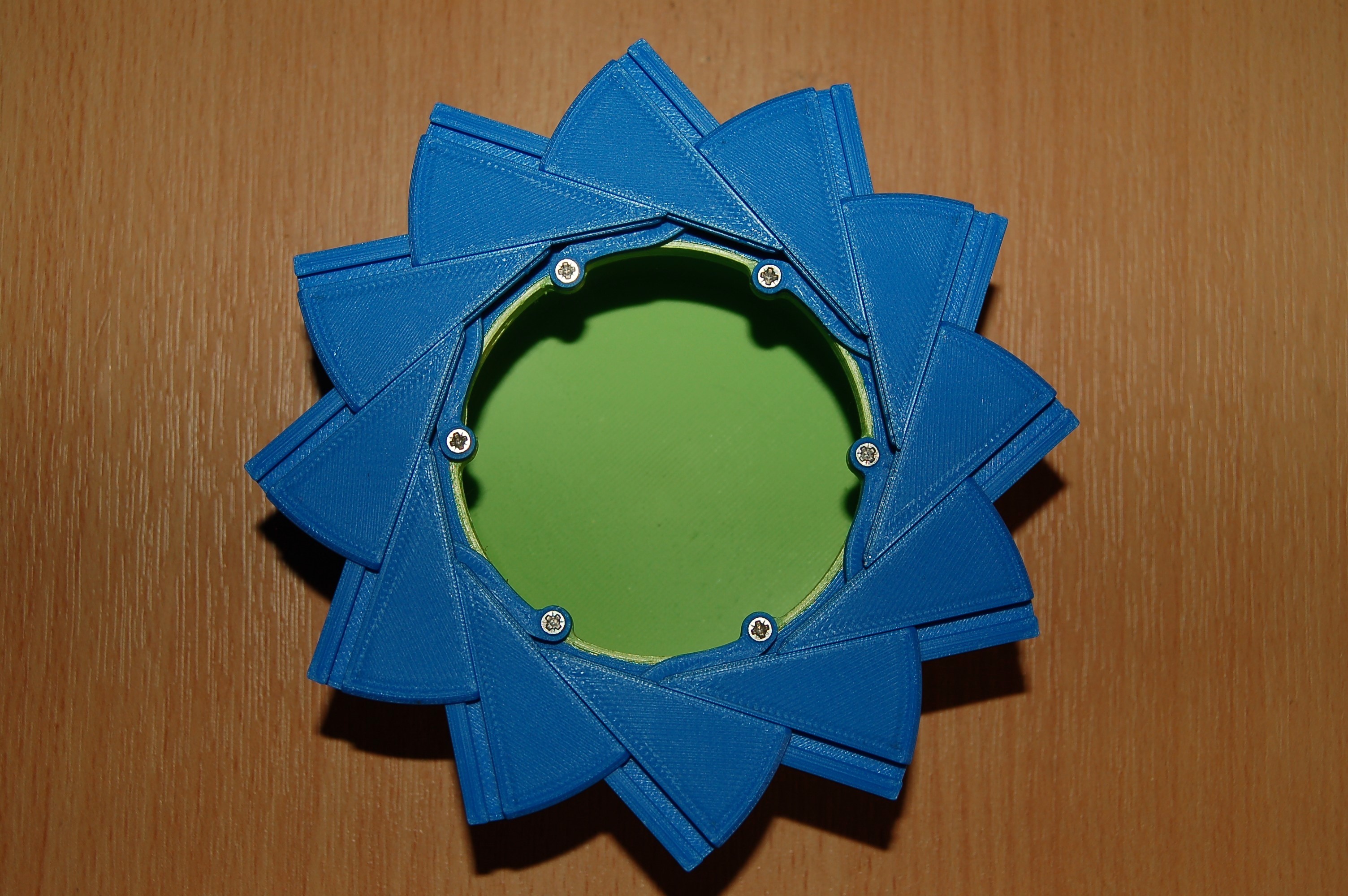 12 Leaf Aperture Iris Box by Brien Allison | Download free STL model ...