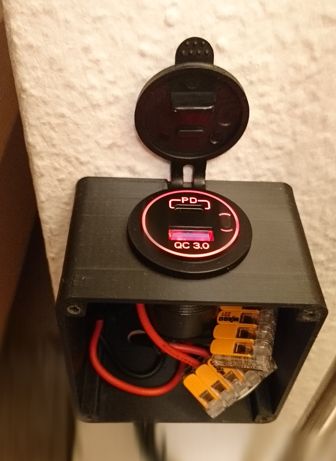 junction box with USB charger by Antimaterie | Download free STL model ...