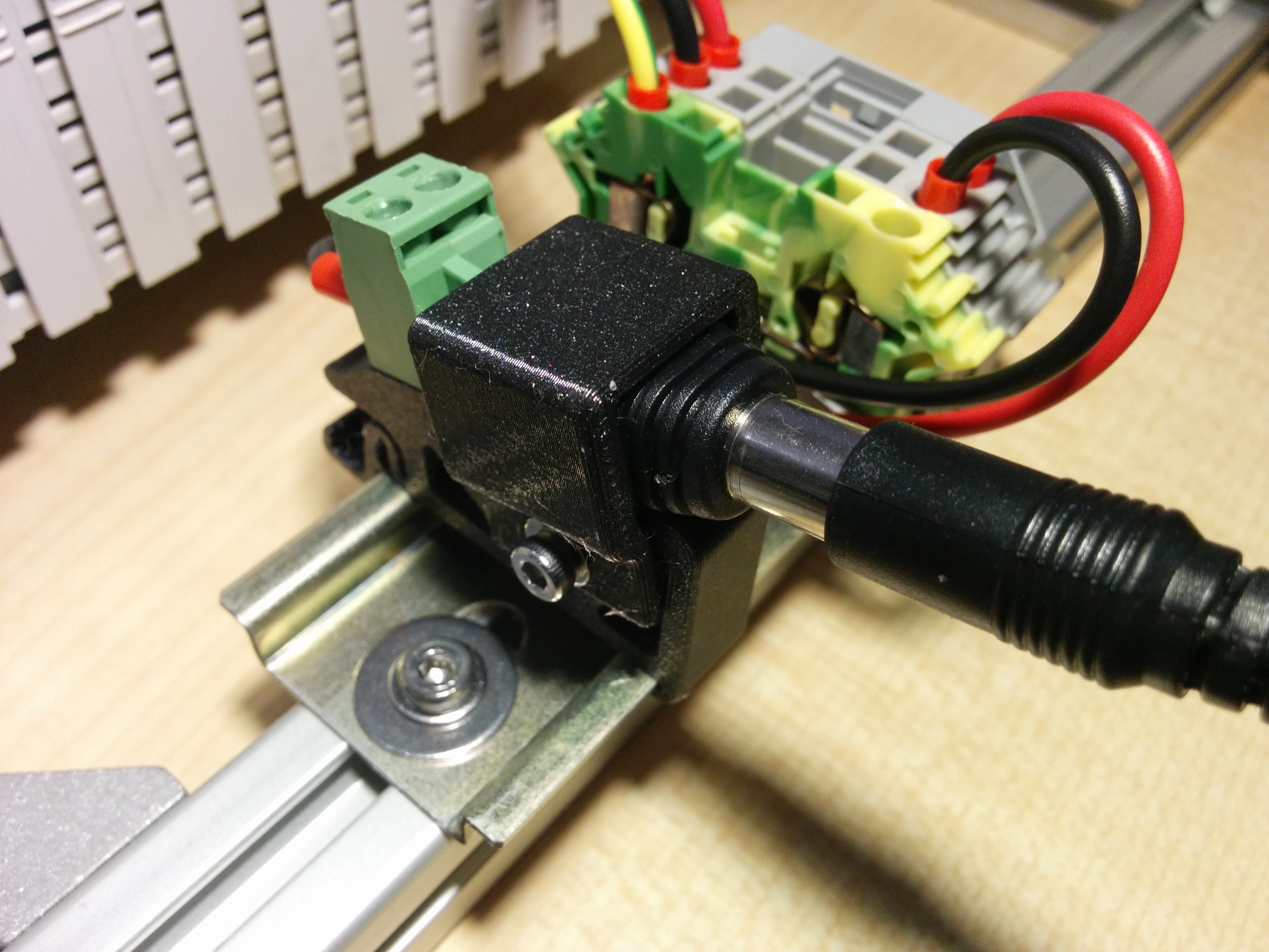 Barrel Jack Adapter DIN-Rail Mount by rahix | Download free STL model ...