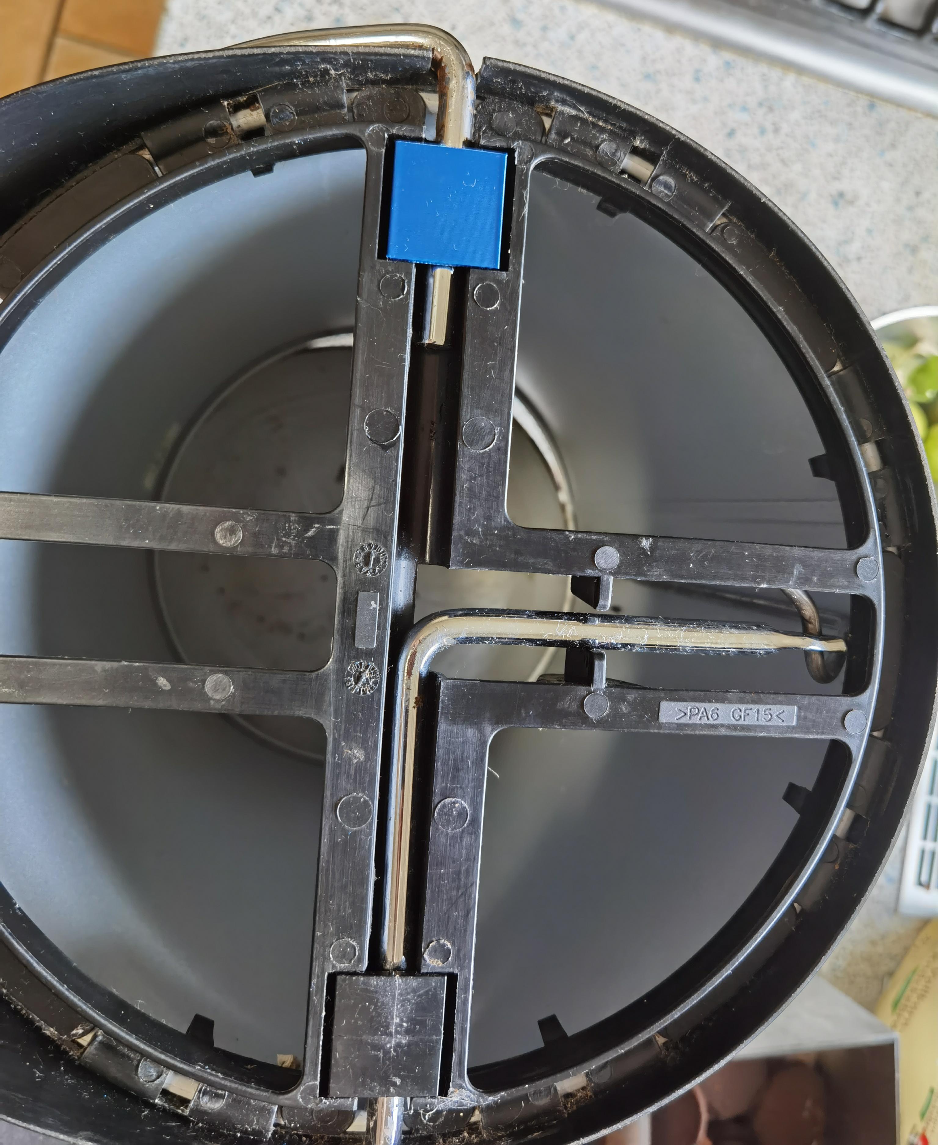 Treteimerkralle - claw for a trash can by GPHerb | Download free STL ...