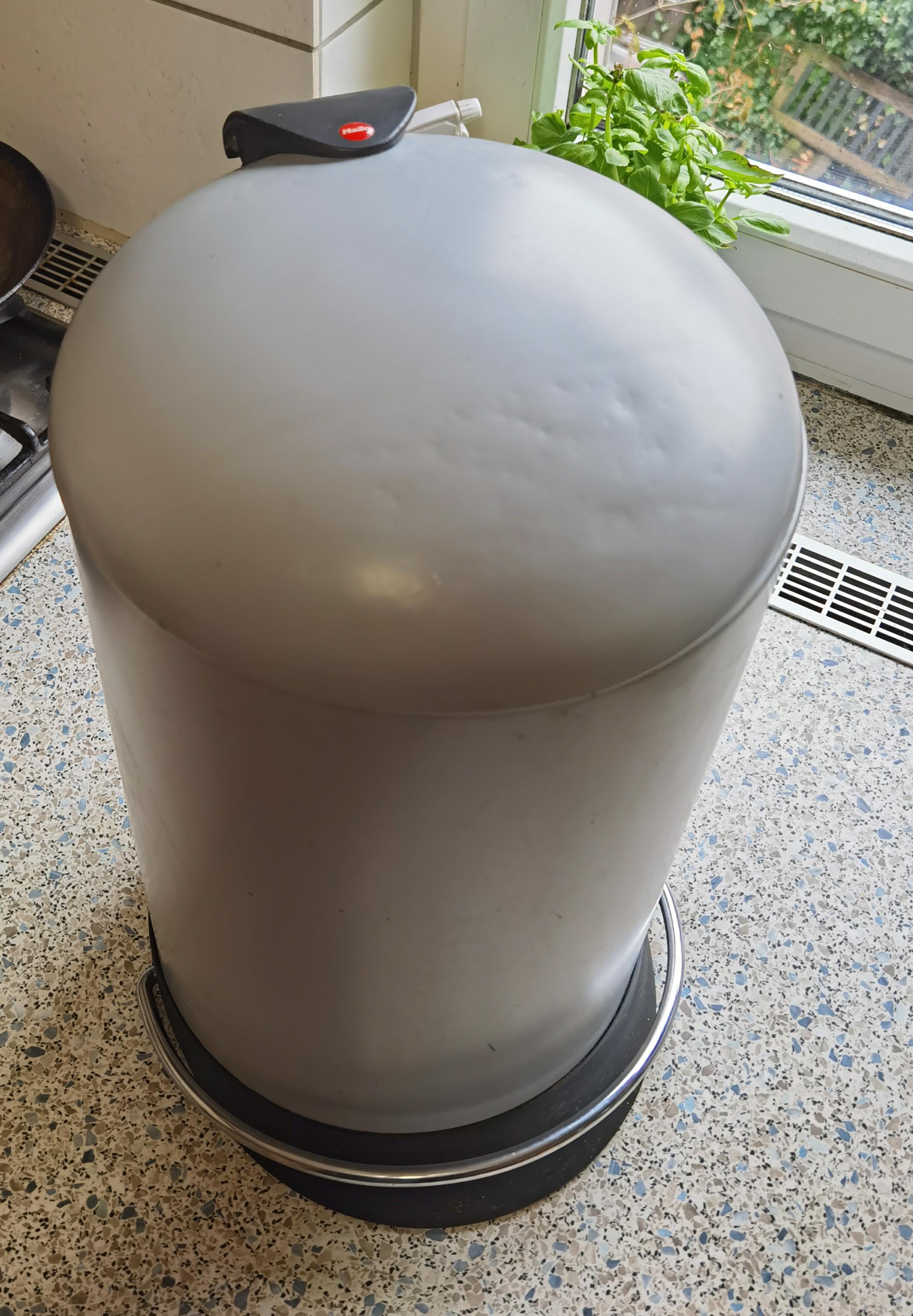 Treteimerkralle - claw for a trash can by GPHerb | Download free STL ...